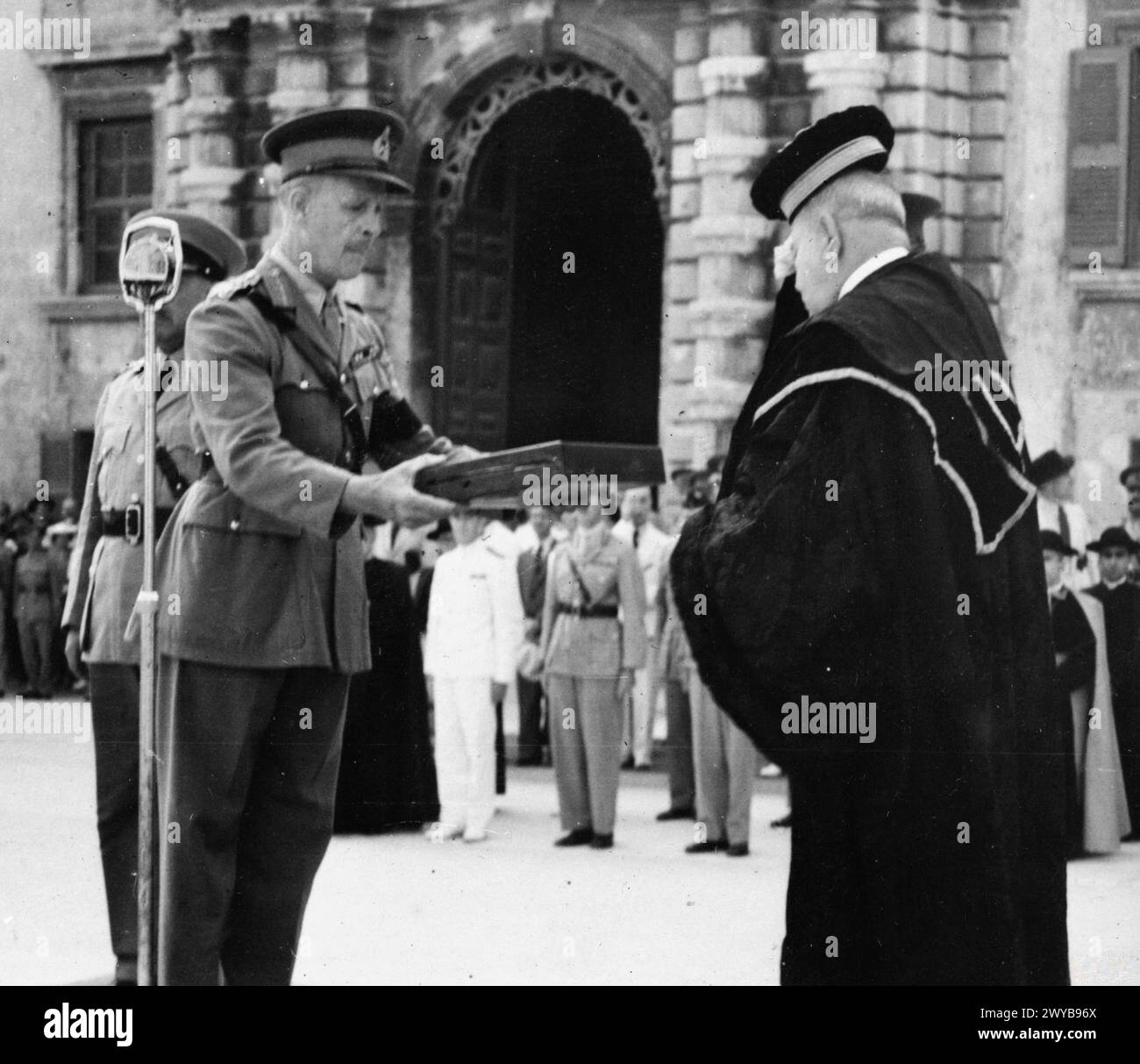 MALTA RECEIVES THE GEORGE CROSS, 1942 - Governor General and Commander ...