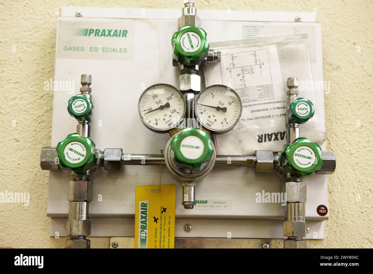 Close up valve oxygen tank hi-res stock photography and images - Alamy