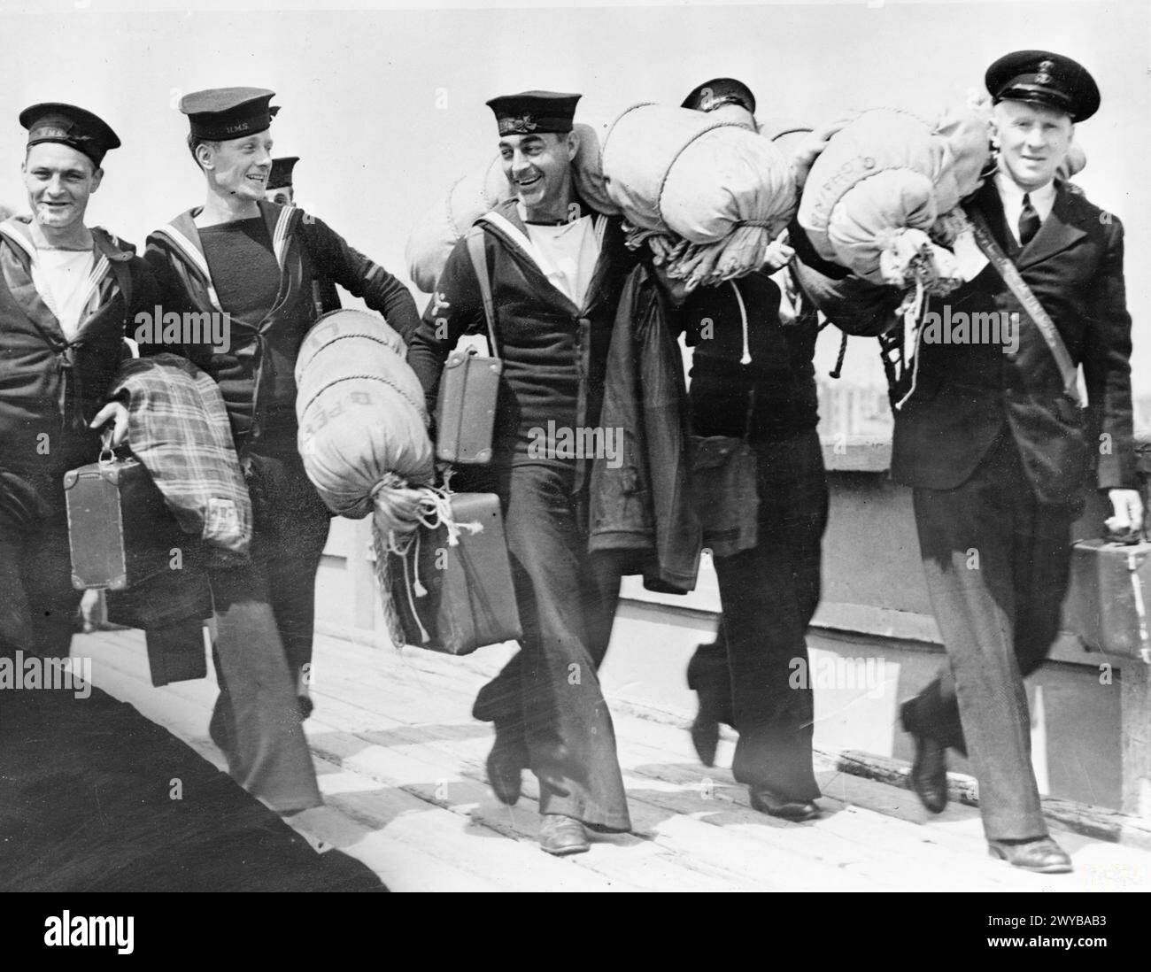 THE ROYAL NAVY DURING THE SECOND WORLD WAR - Carrying their belongings ...