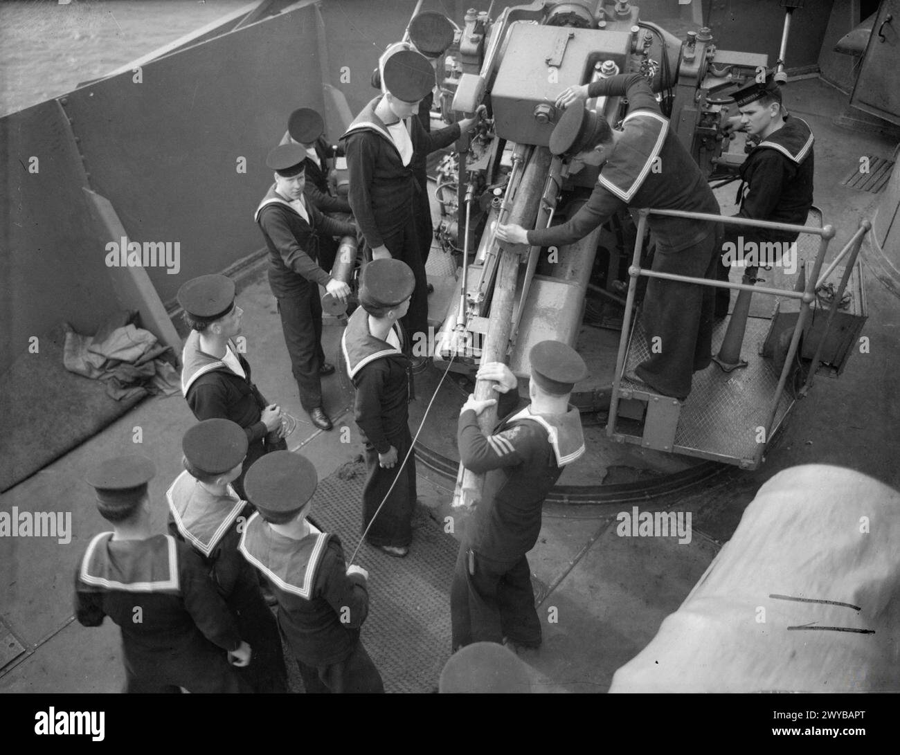 ON BOARD HMS RODNEY. SEPTEMBER 1940, TRAINING INSTRUCTION ON BOARD. - A ...
