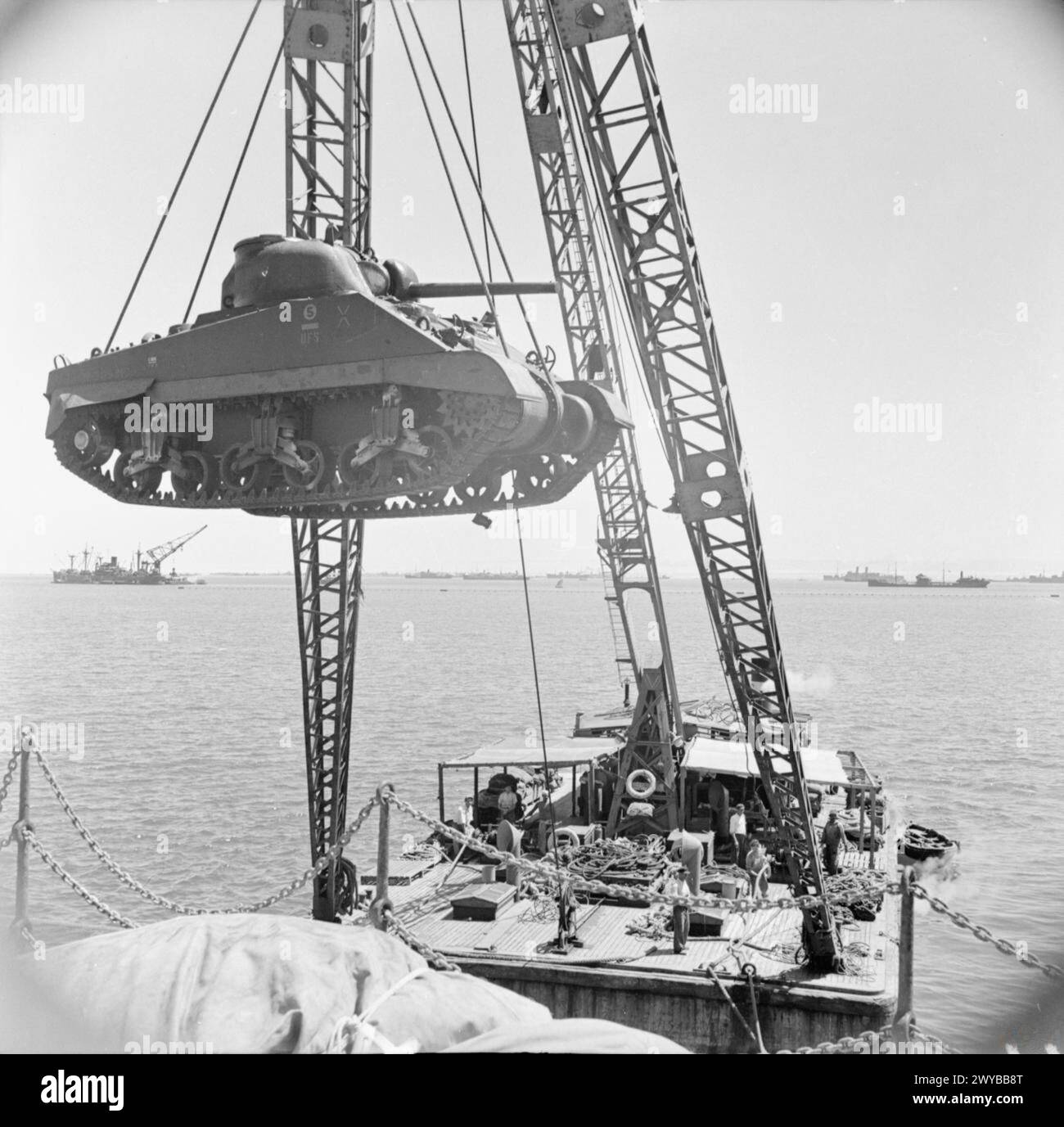 THE BRITISH ARMY IN NORTH AFRICA 1942 - A newly-arrived Sherman tank ...