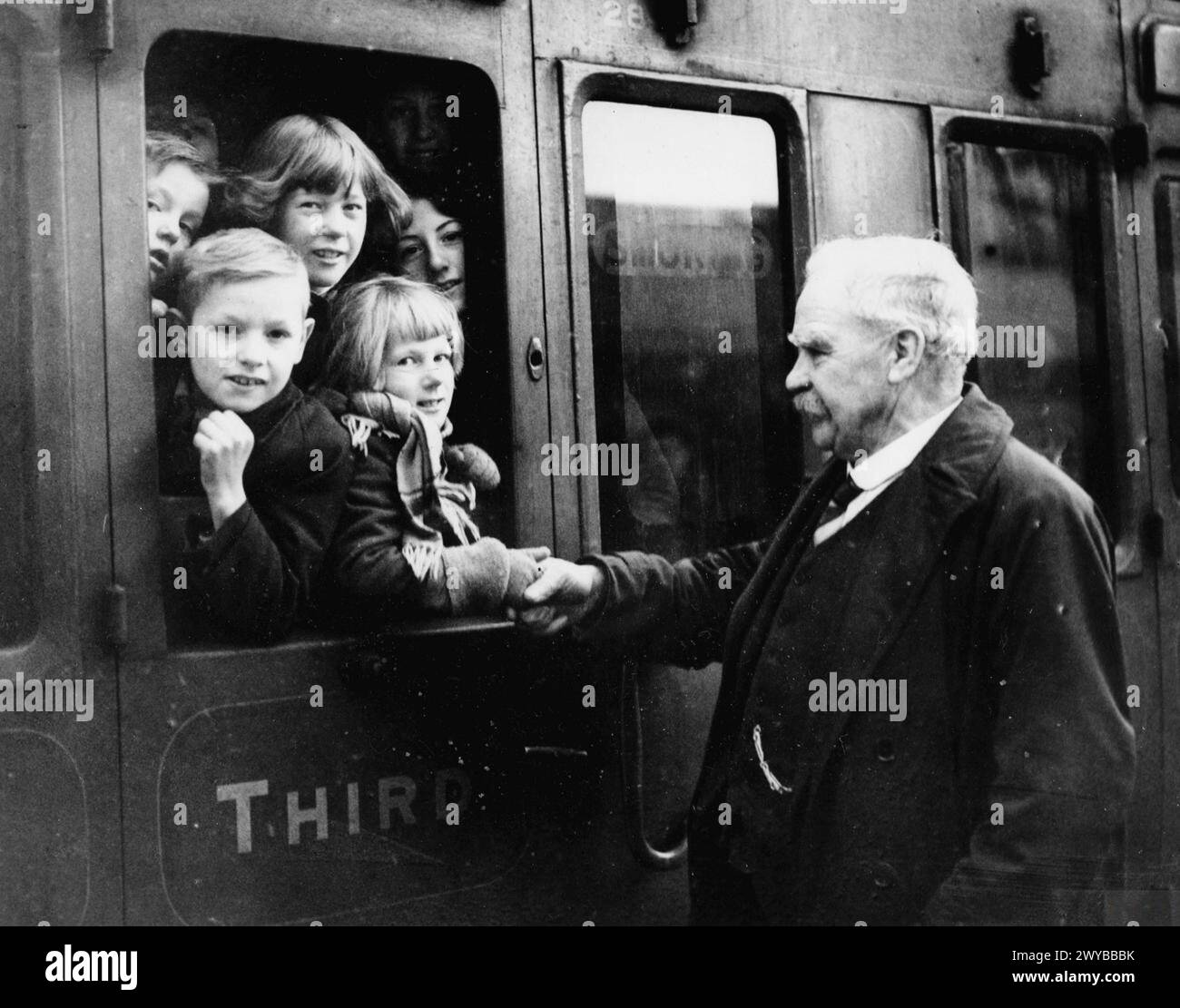 Children evacuation train england hi-res stock photography and images ...