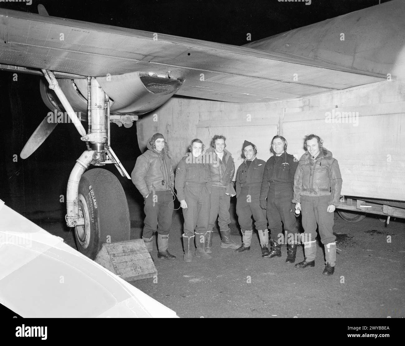 ROYAL AIR FORCE 1939-1945: COASTAL COMMAND - The smiling crew of a No ...