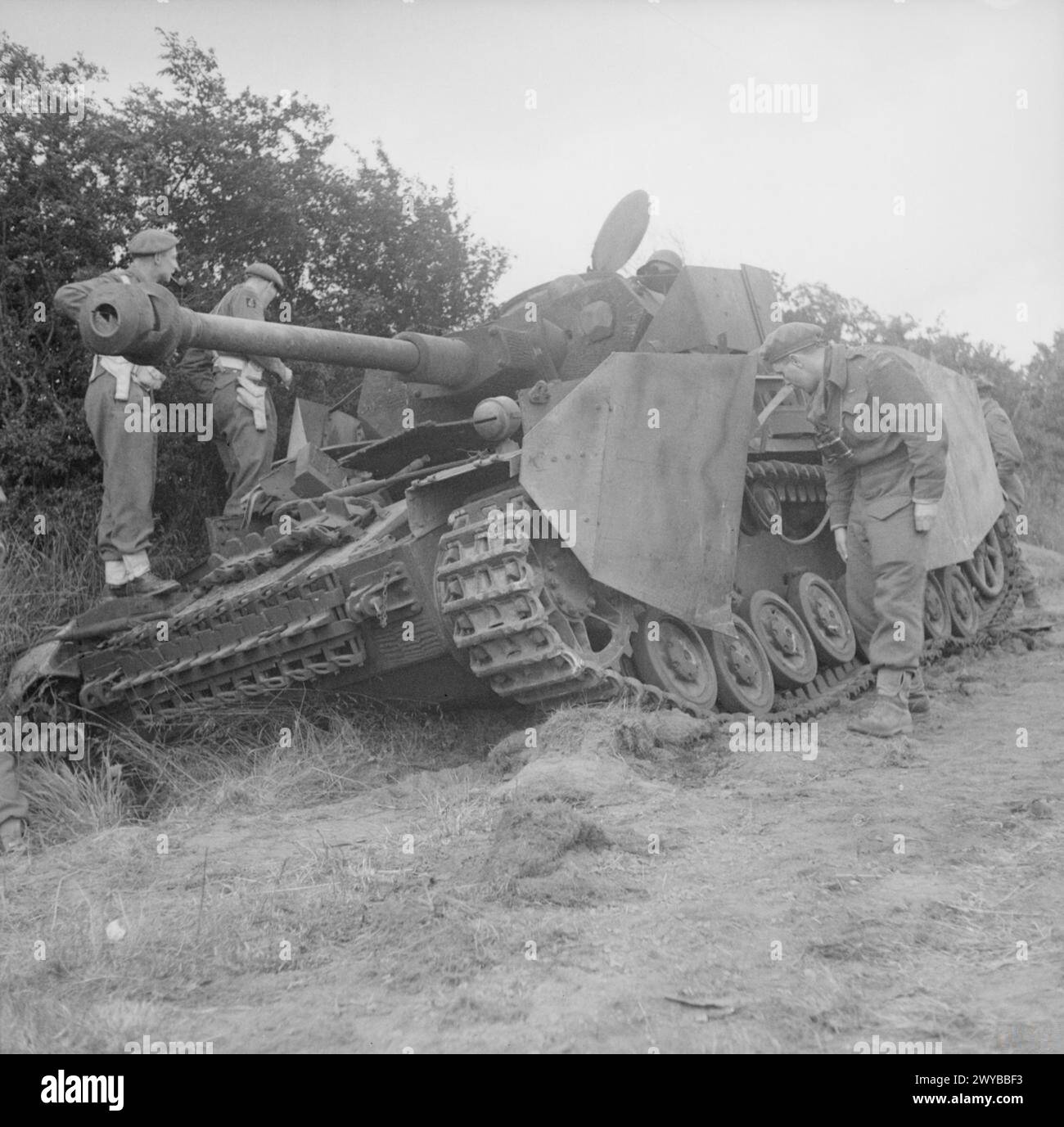 THE BRITISH ARMY IN THE NORMANDY CAMPAIGN 1944 - British 7th Armoured Division officers and a ...