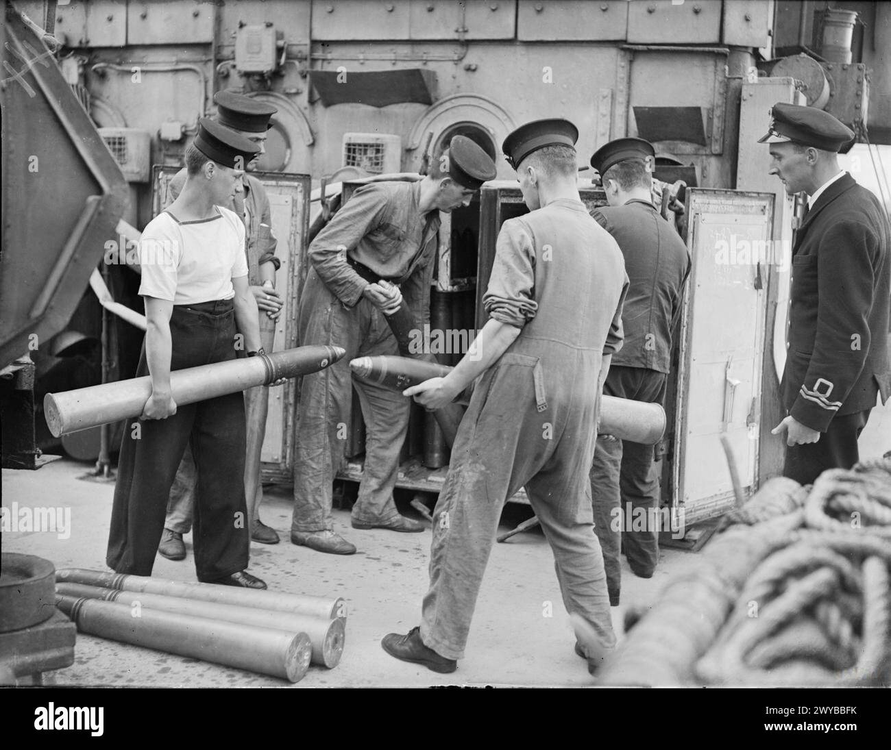 Frigate at the ready hi-res stock photography and images - Alamy