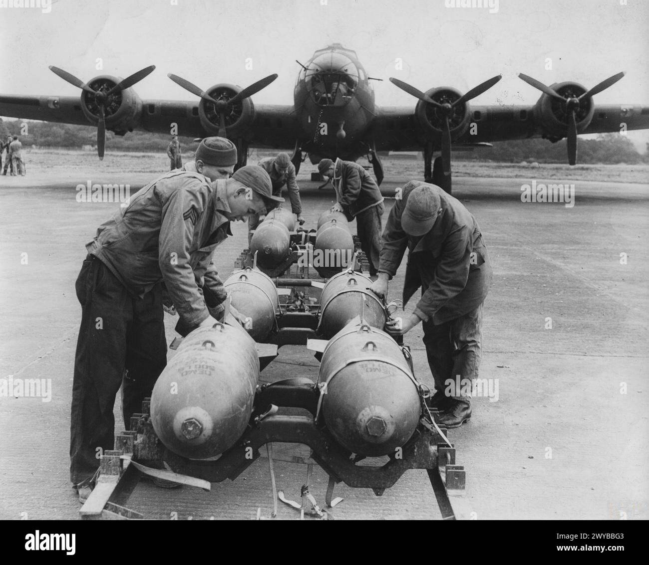 UNITED STATES EIGHTH AIR FORCE IN BRITAIN, 1942-1945 - Ground crew of ...