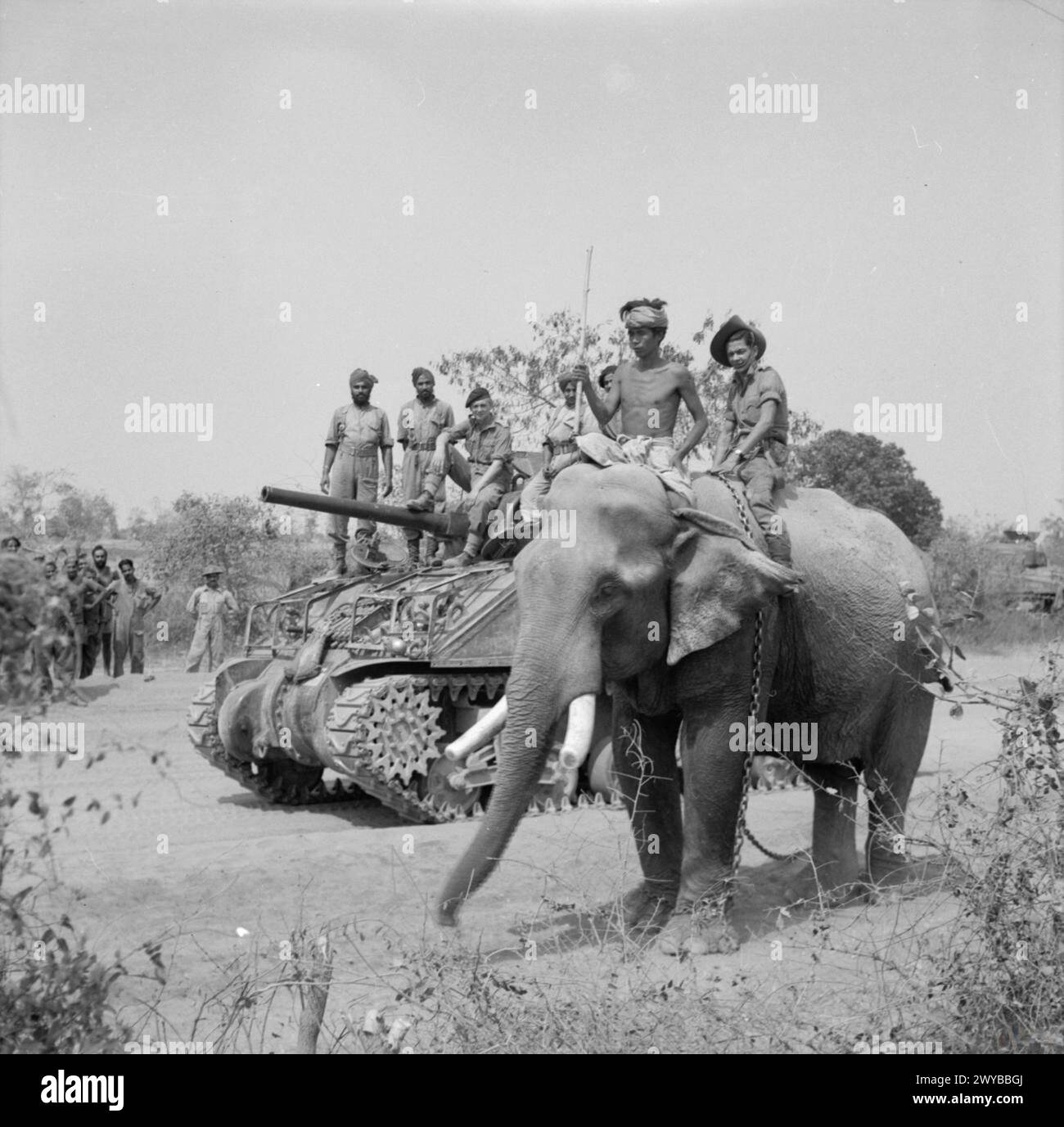 THE BRITISH ARMY IN BURMA 1945 - The British commander and Indian crew ...