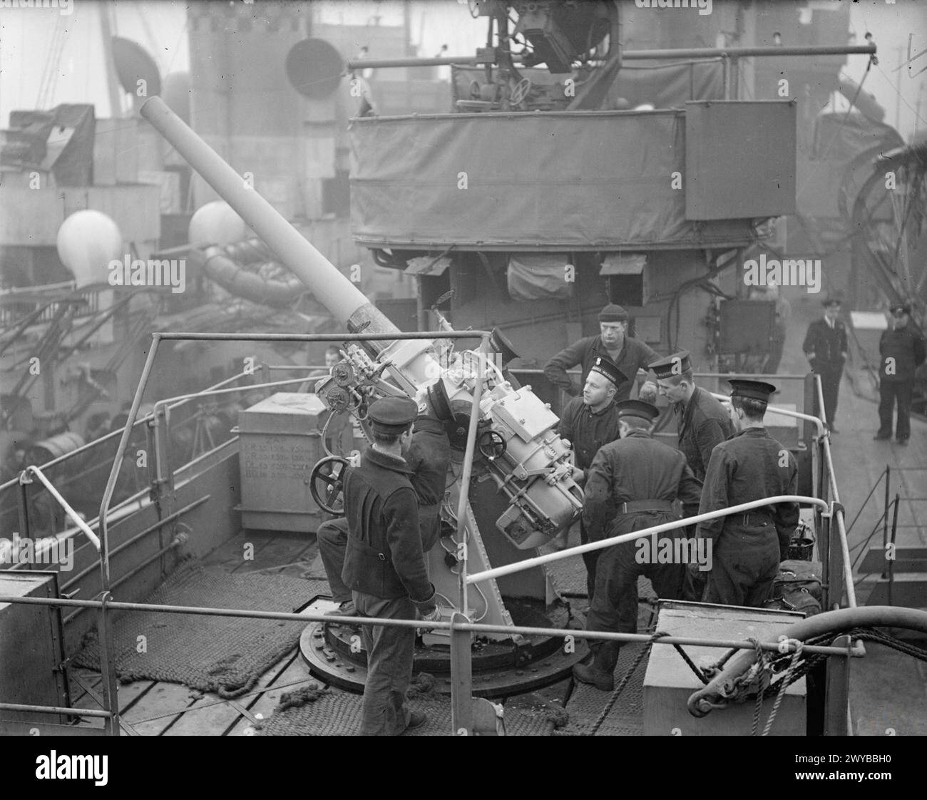 THE POLISH NAVY IN BRITAIN, 1939-1947 - Sailors manning a 3 inch anti ...
