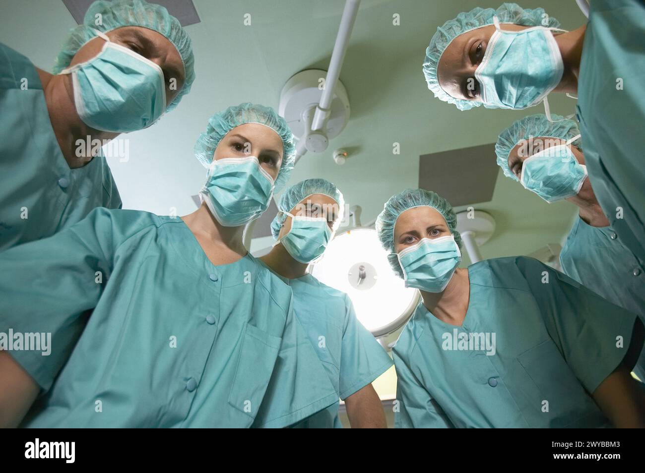 Surgeons operating human eye hi-res stock photography and images - Alamy