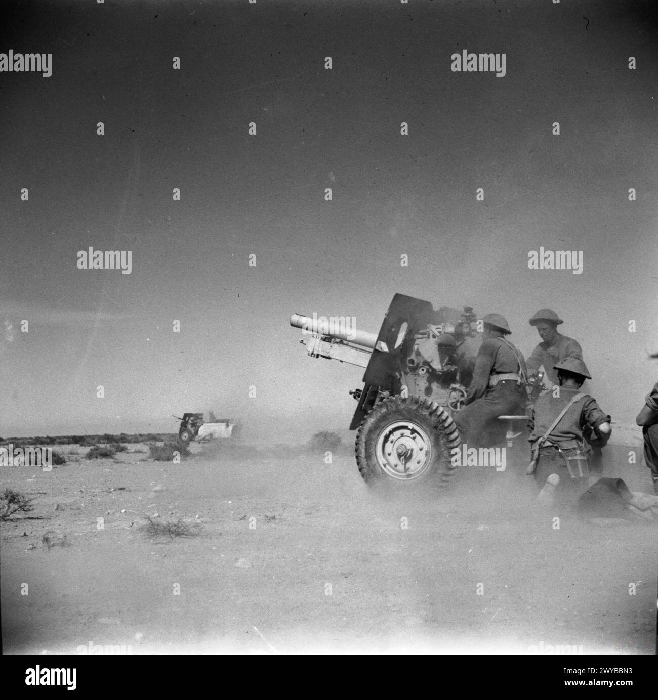 THE BRITISH ARMY IN NORTH AFRICA 1942 - 25-pdr field guns in action in ...