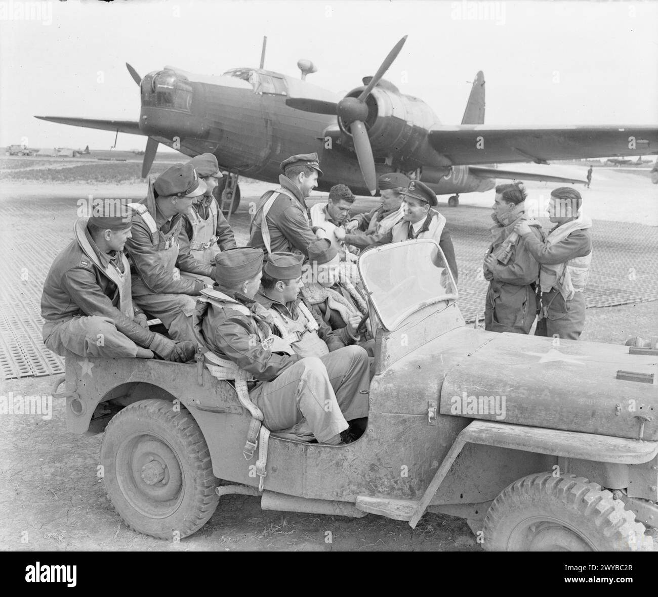 B 17 crew hi-res stock photography and images - Alamy