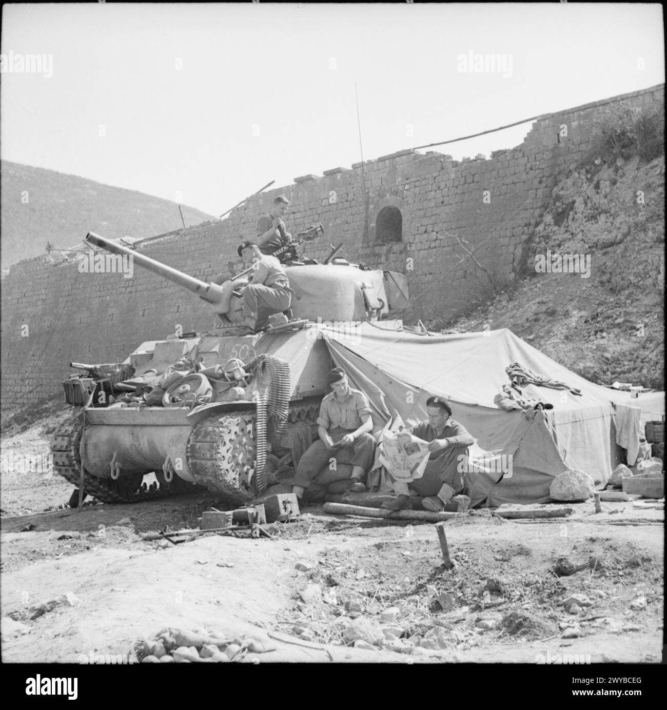 COMMONWEALTH FORCES IN ITALY 1944 - A Sherman tank and crew of 4th New ...