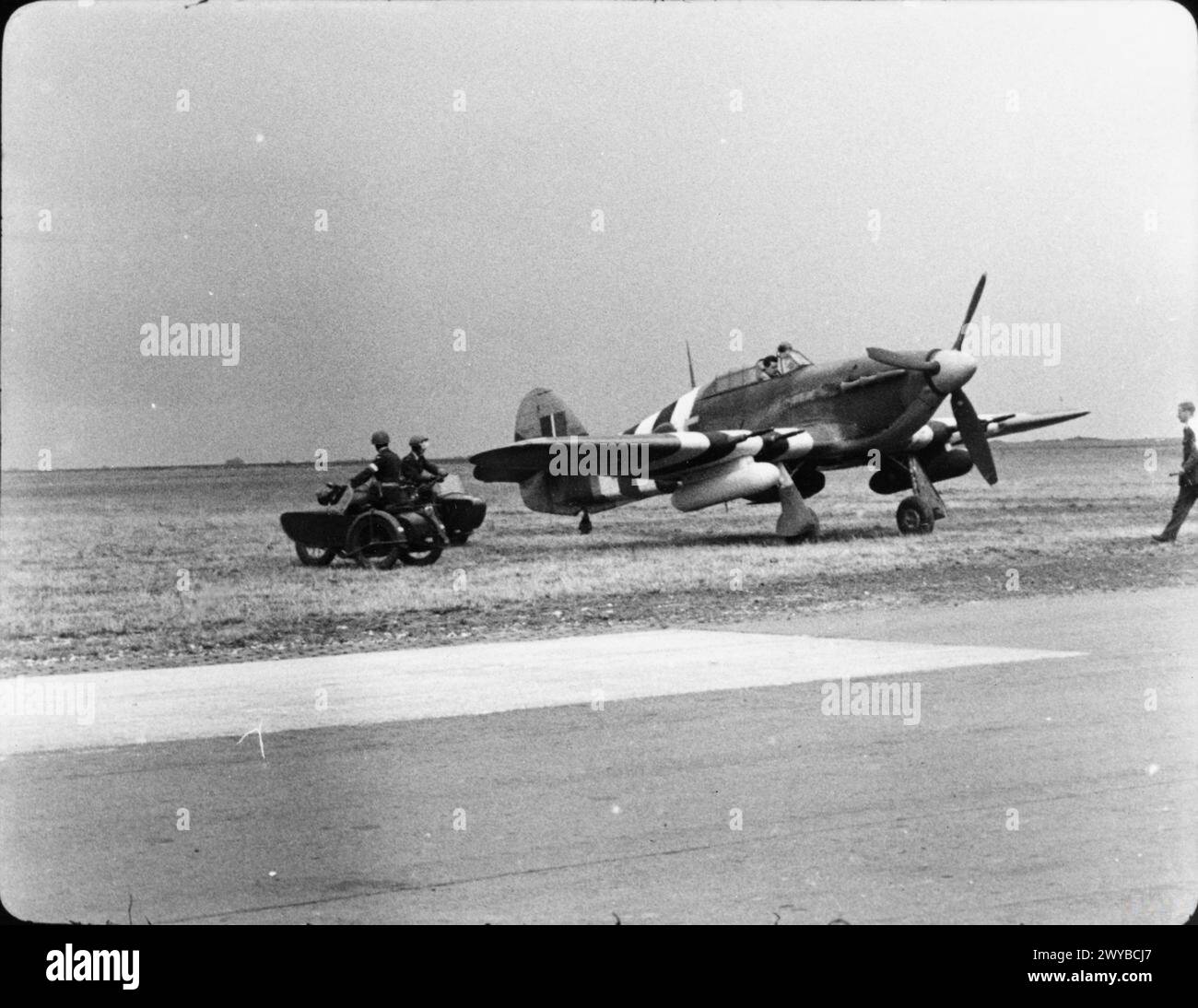 ROYAL AIR FORCE TRANSPORT COMMAND, 1943-1945. - Despatch riders meet ...