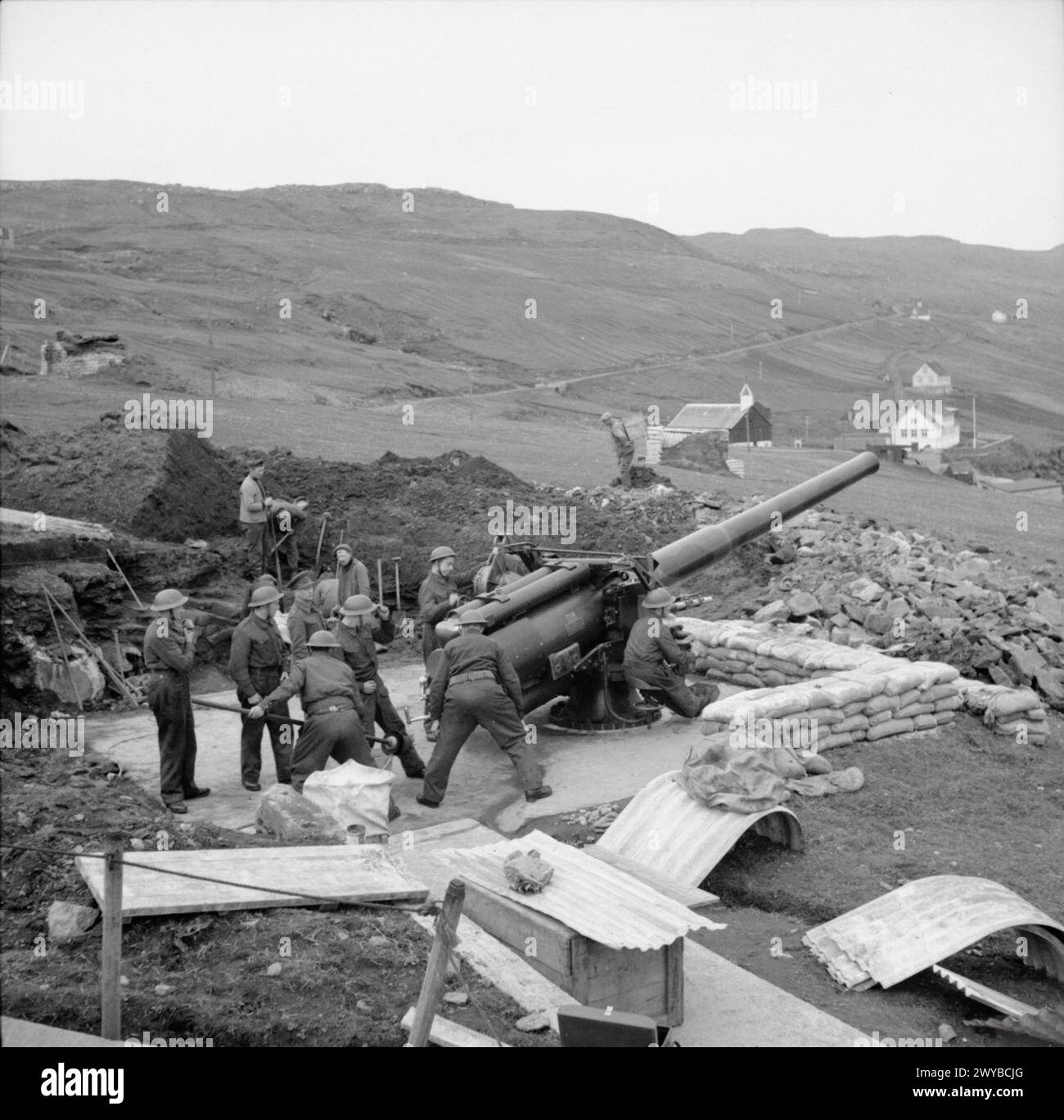 THE BRITISH ARMY 1939-45 - 4-inch naval gun at a coastal defence ...