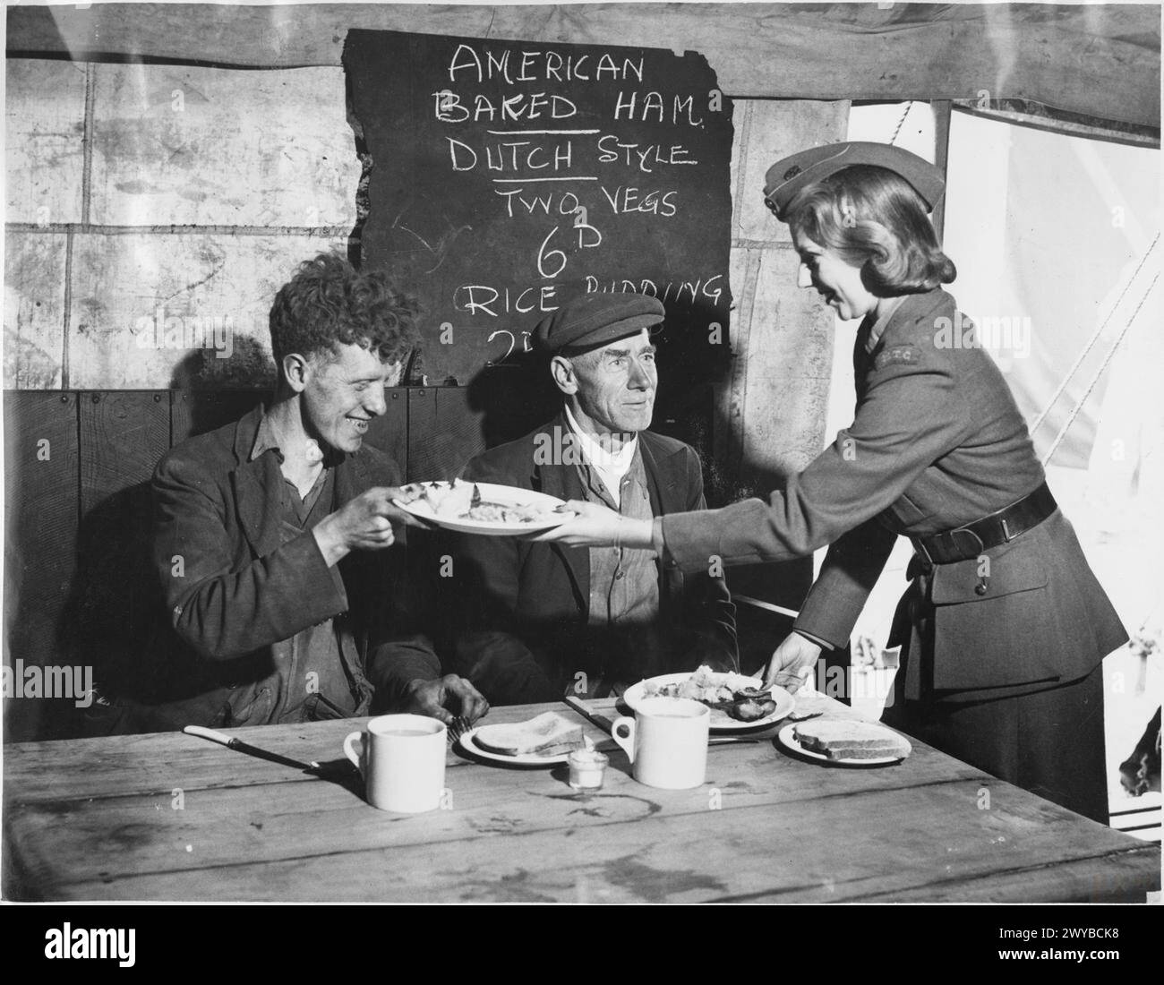 AMERICAN LEASE AND LEND FOOD BEING EATEN BY WORKERS IN ENGLAND ...