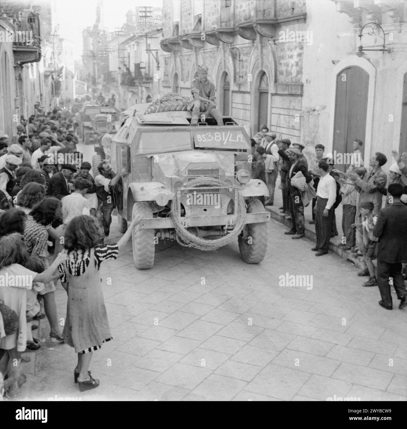THE BRITISH ARMY IN SICILY 1943 - Quad artillery tractors and 25pdrs of ...