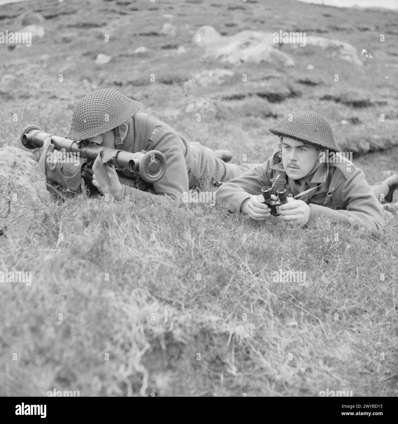 THE BRITISH ARMY 1939-45 - A mortar officer and rangefinder operator of ...