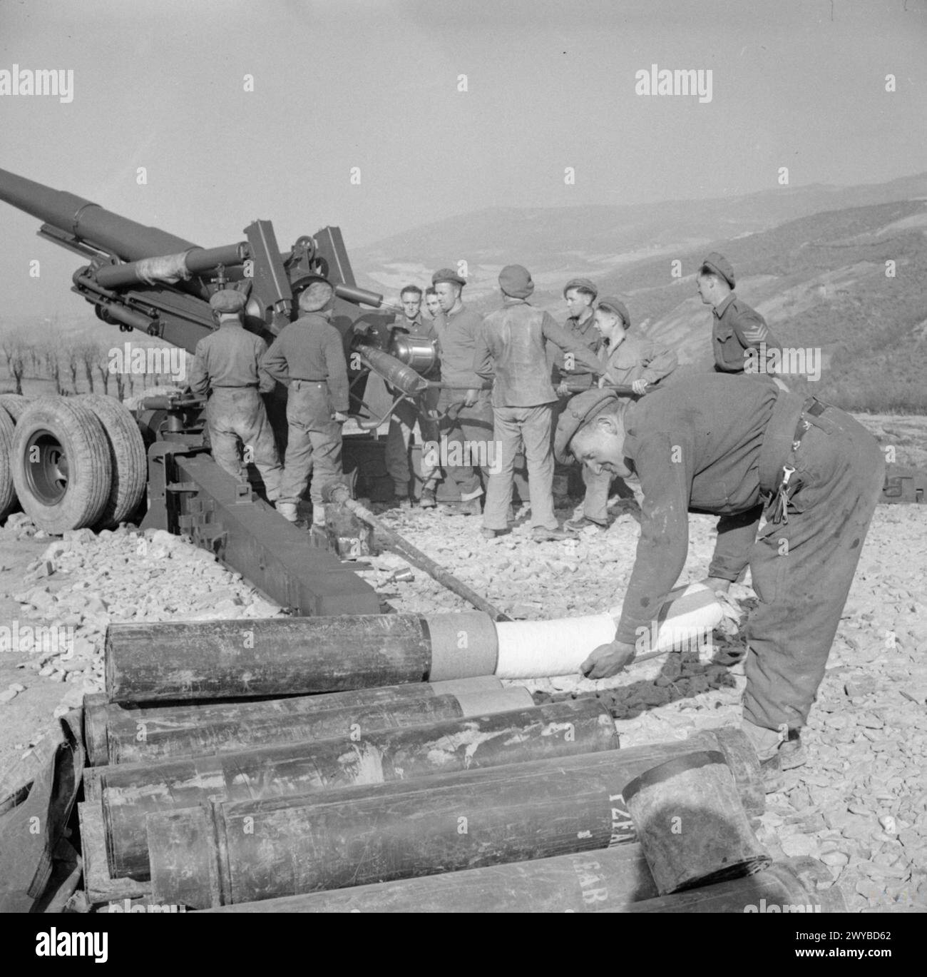 THE BRITISH ARMY IN ITALY 1945 - An American-built 155mm 'Long Tom' gun ...