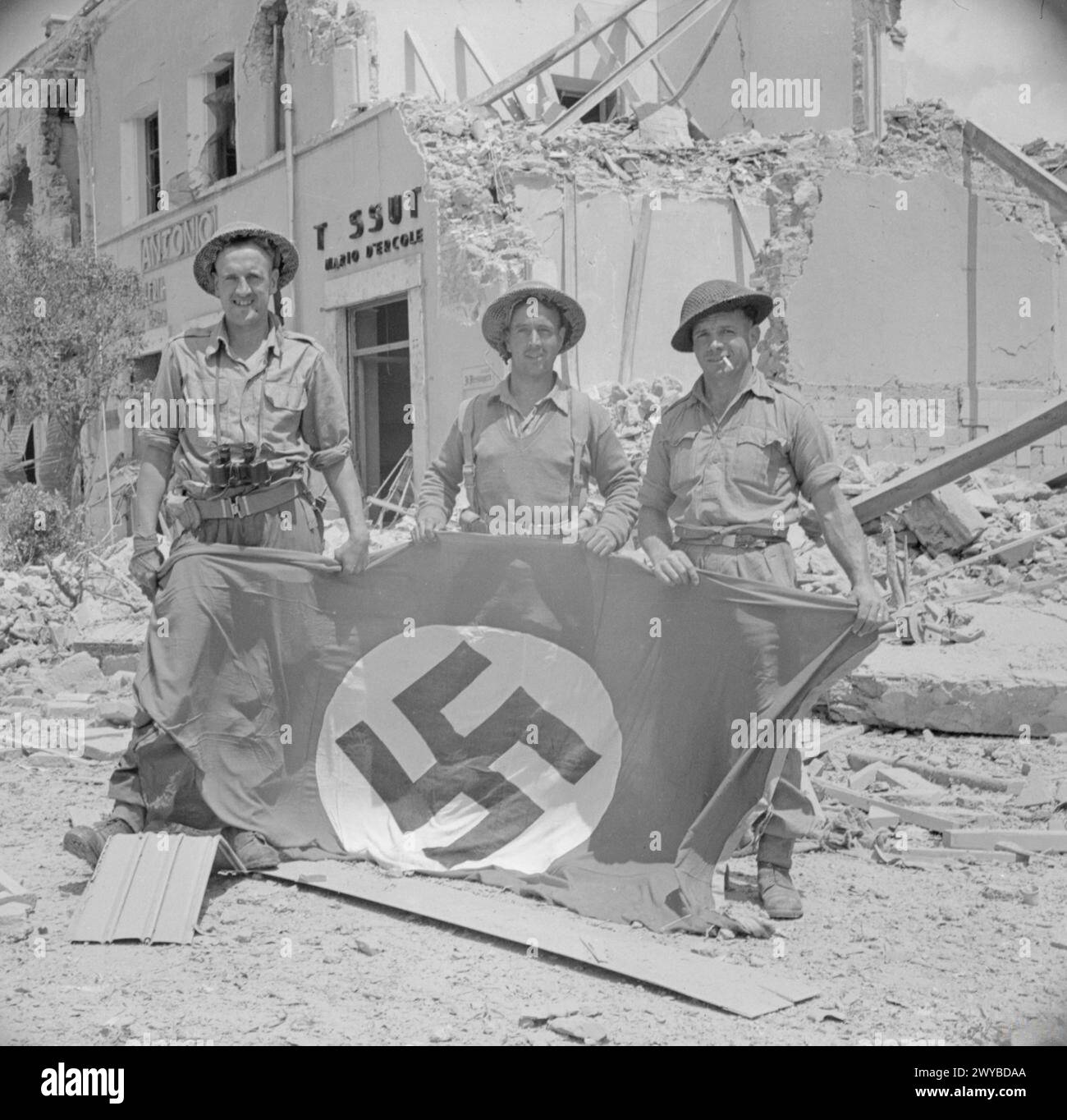 Troops of the 1st Reconnaissance Regiment pose with a captured German ...
