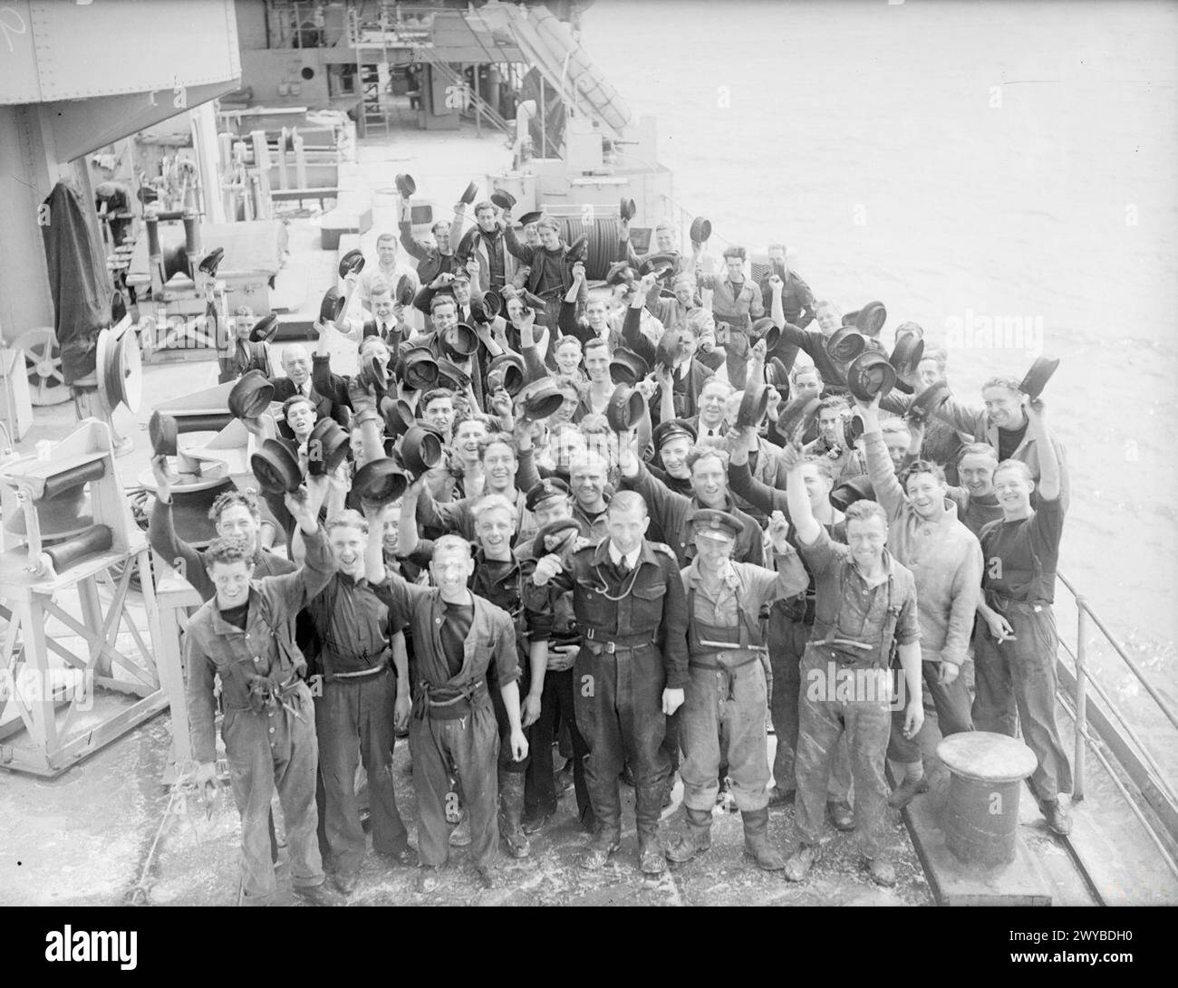 LAYING THE 17TH "PLUTO". 24 MAY 1945, ON BOARD THE CABLE LAYING SHIP ...