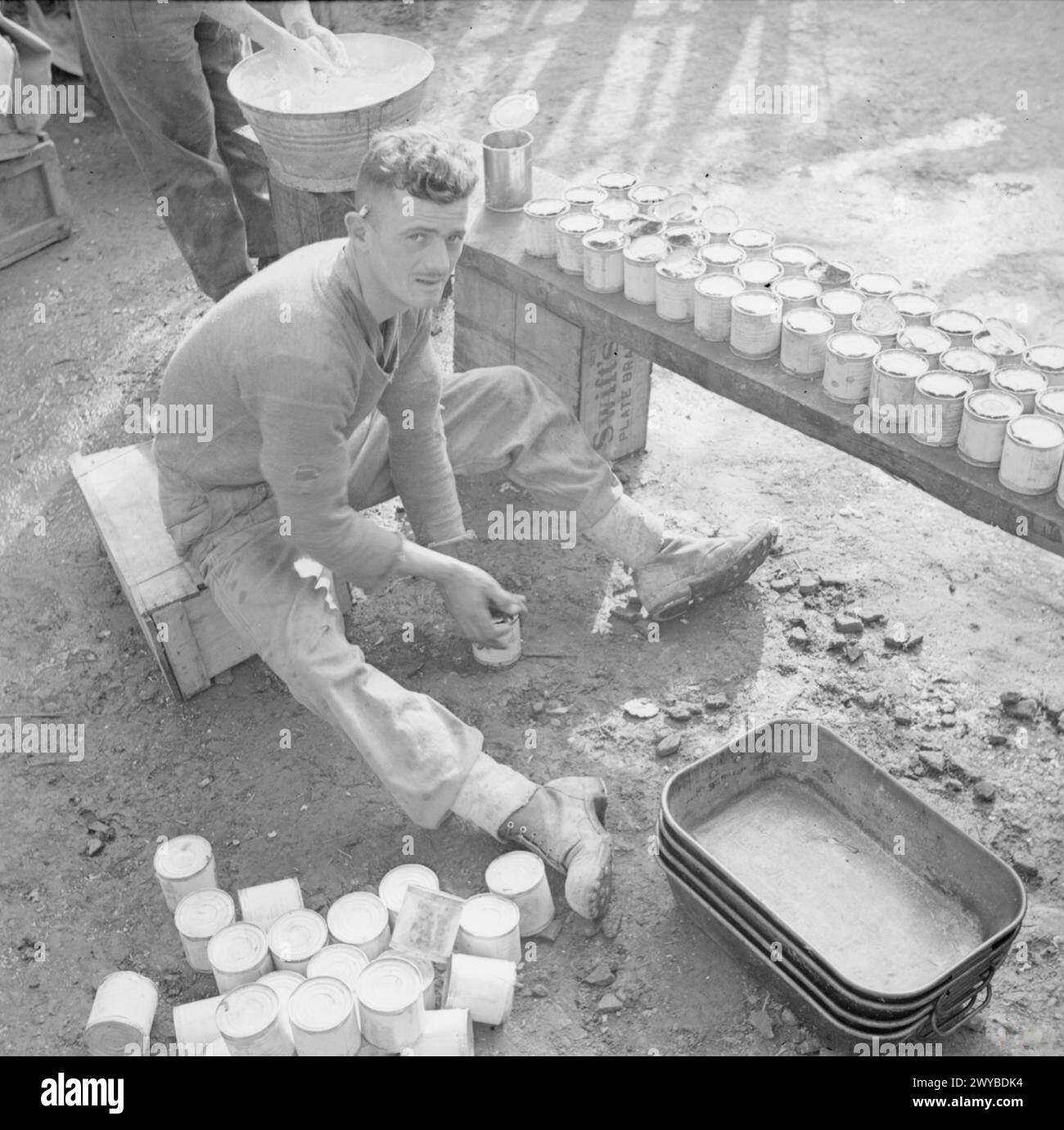 Army field kitchen hi-res stock photography and images - Alamy
