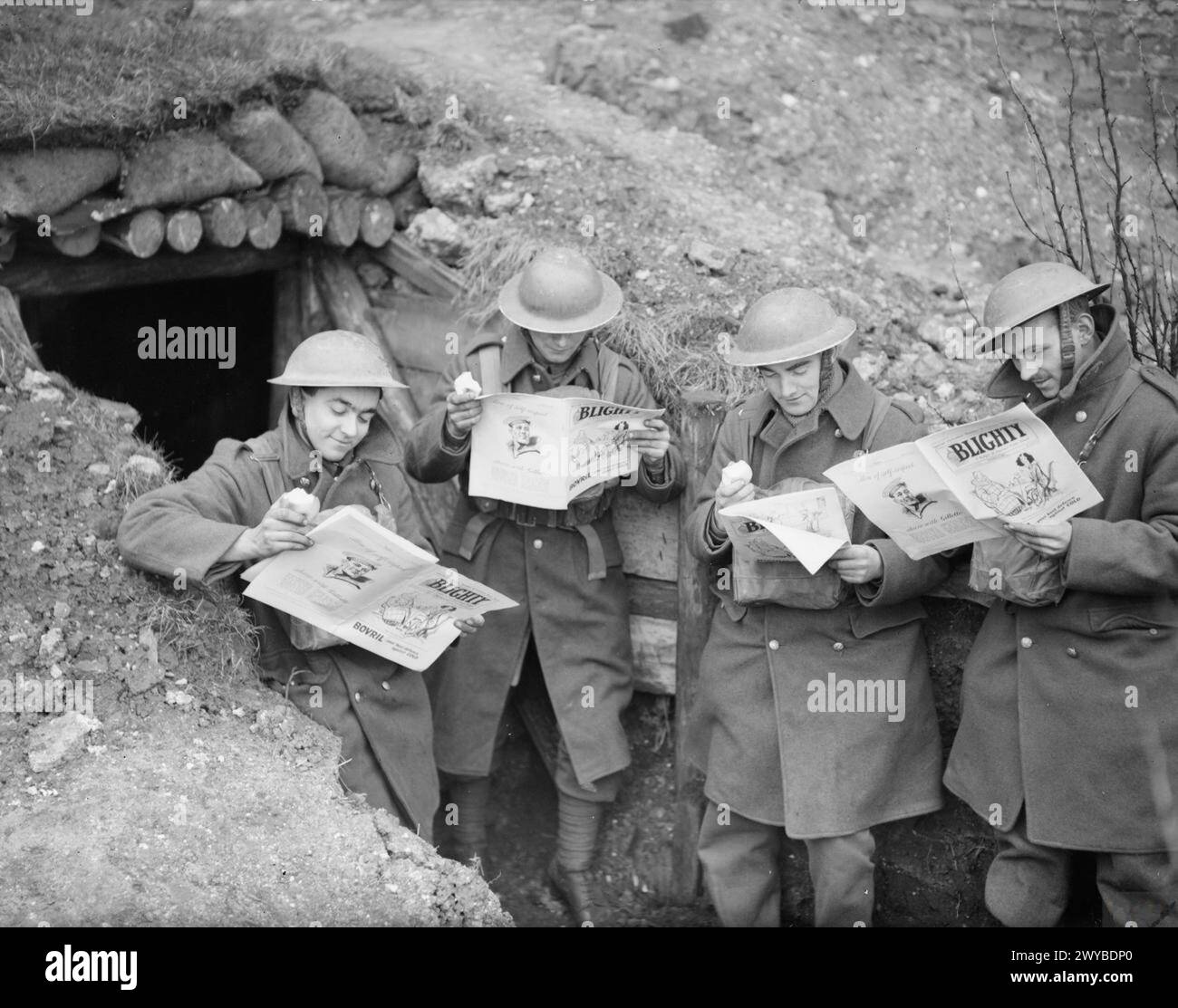 THE BRITISH ARMY IN FRANCE 1939-40 - Troops reading copies of the Army ...