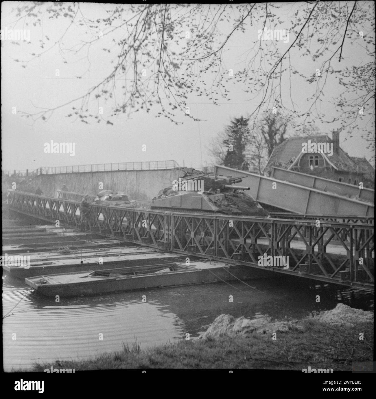 Pontoon bridge 1944 hi-res stock photography and images - Alamy