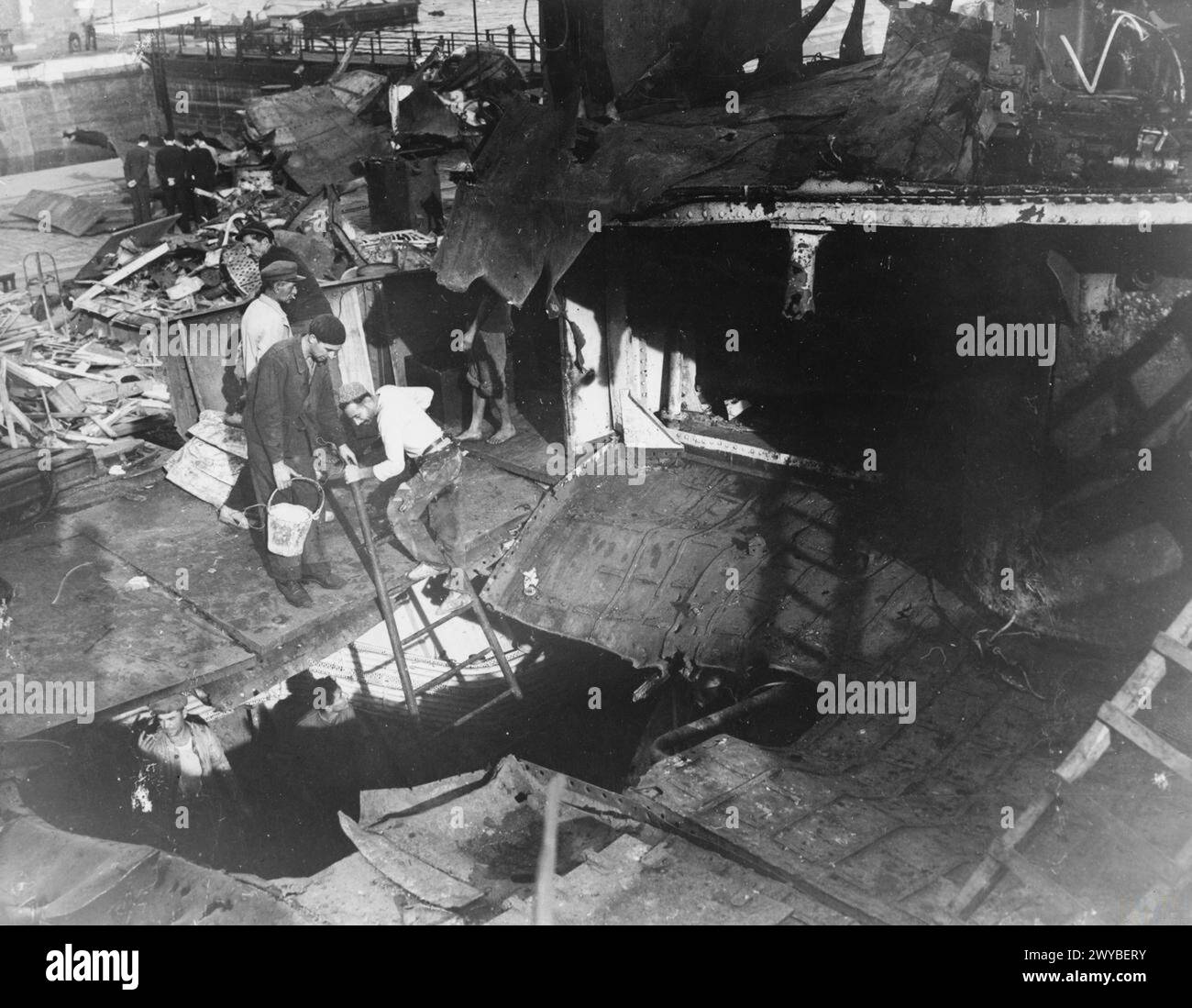 NORTH AFRICAN OPERATIONS. NOVEMBER 1942, WITH HMS BULOLO AT ALGIERS ...