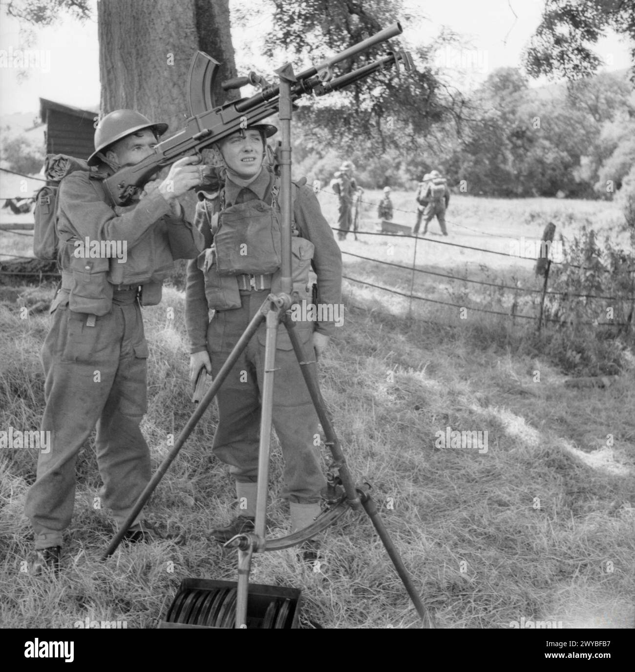 THE HOME GUARD 1939-45 - Home Guard soldiers fire a Bren gun set up on ...