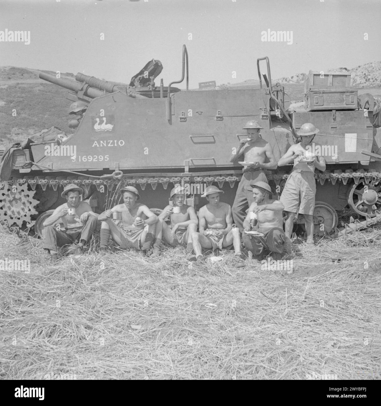 THE BRITISH ARMY IN ITALY 1944 - The crew of a Priest 105mm self ...