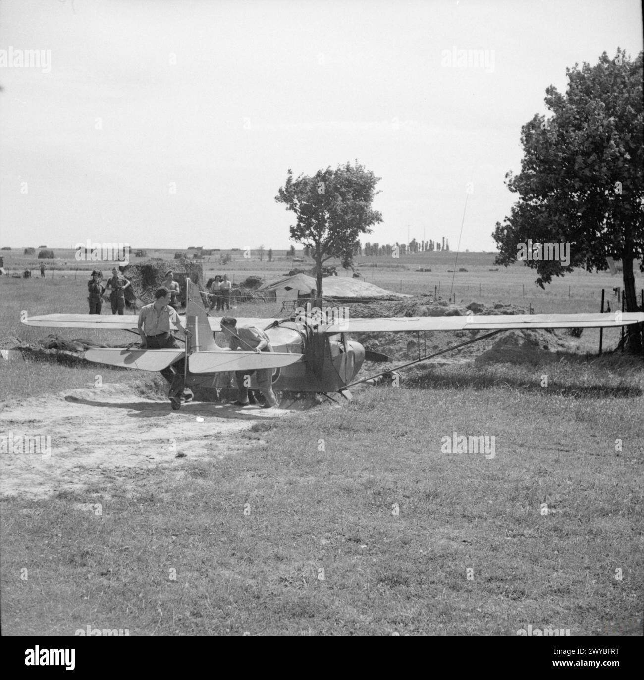 ROYAL AIR FORCE: 2ND TACTICAL AIR FORCE, 1943-1945. - Ground crew of No ...