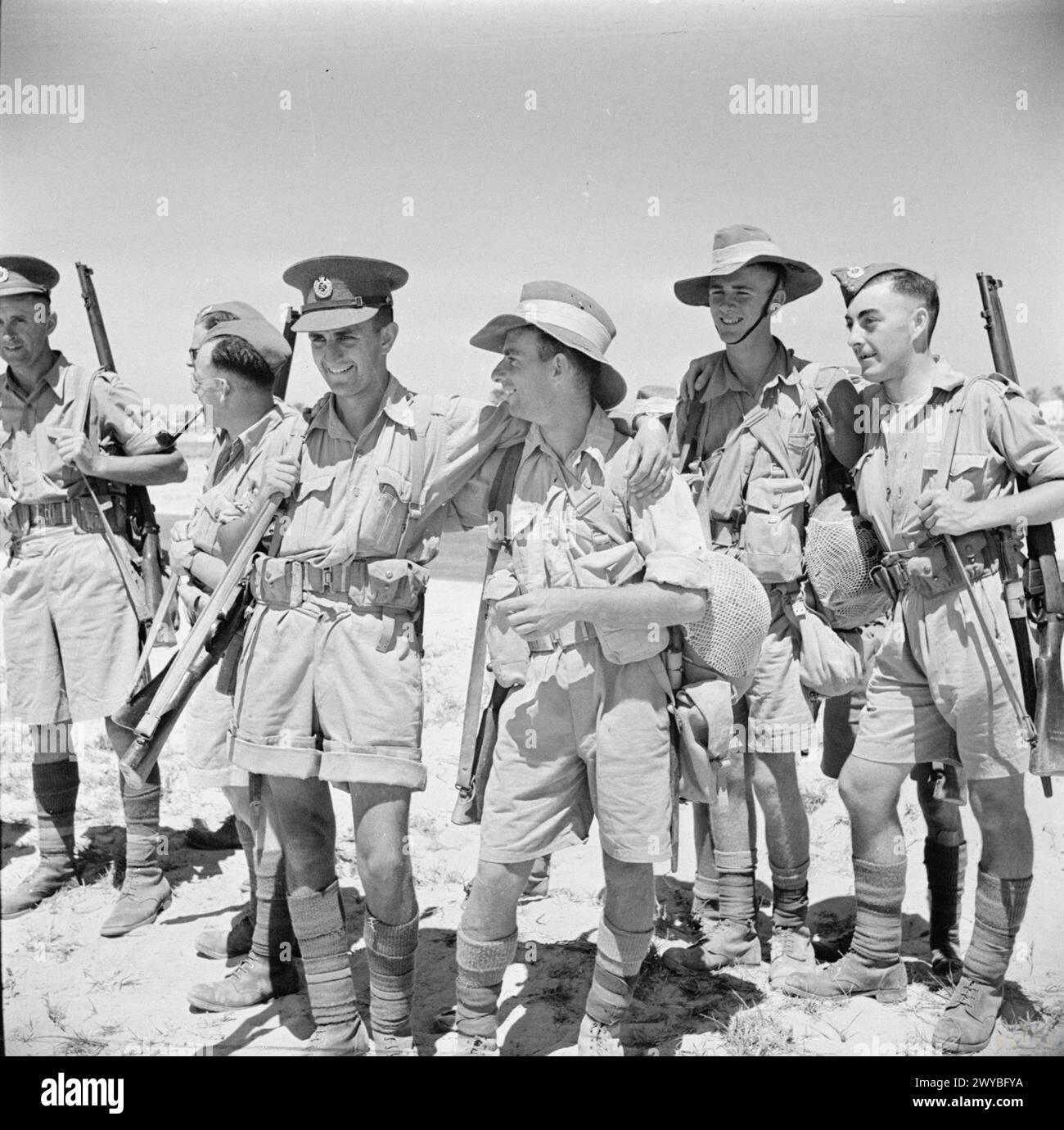 THE BRITISH ARMY IN NORTH AFRICA 1942 - Australian troops fraternise ...