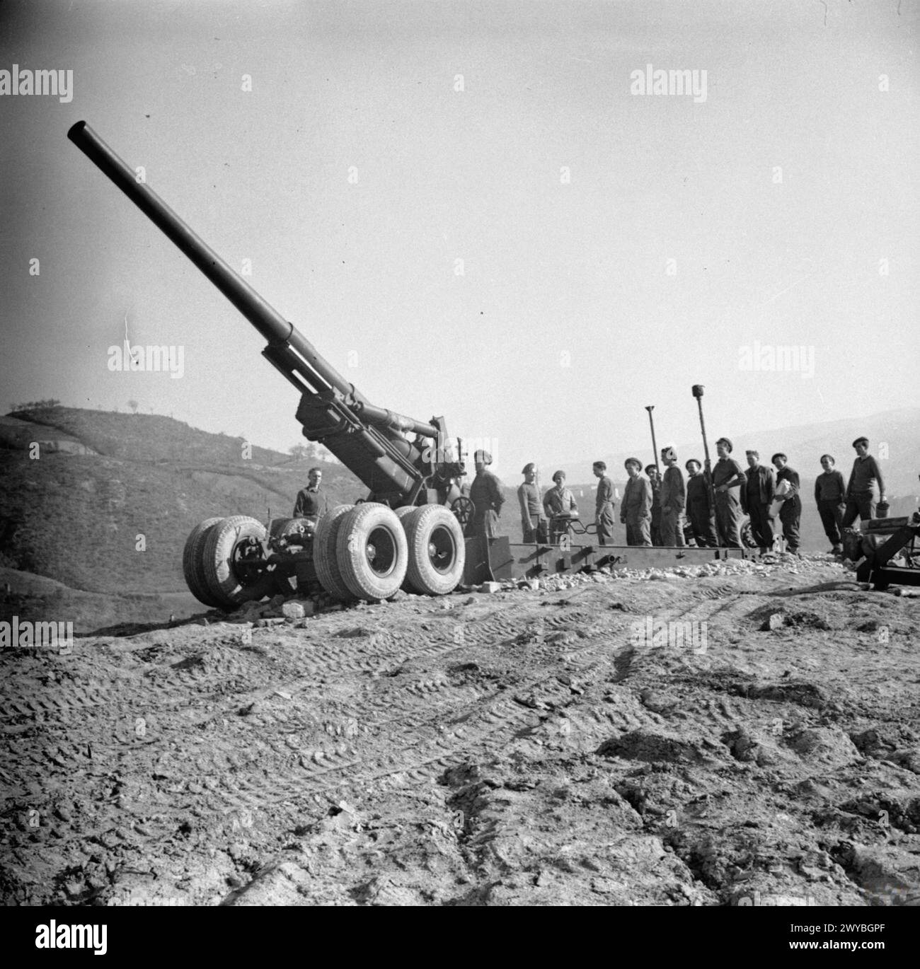 155mm long tom gun hi-res stock photography and images - Alamy