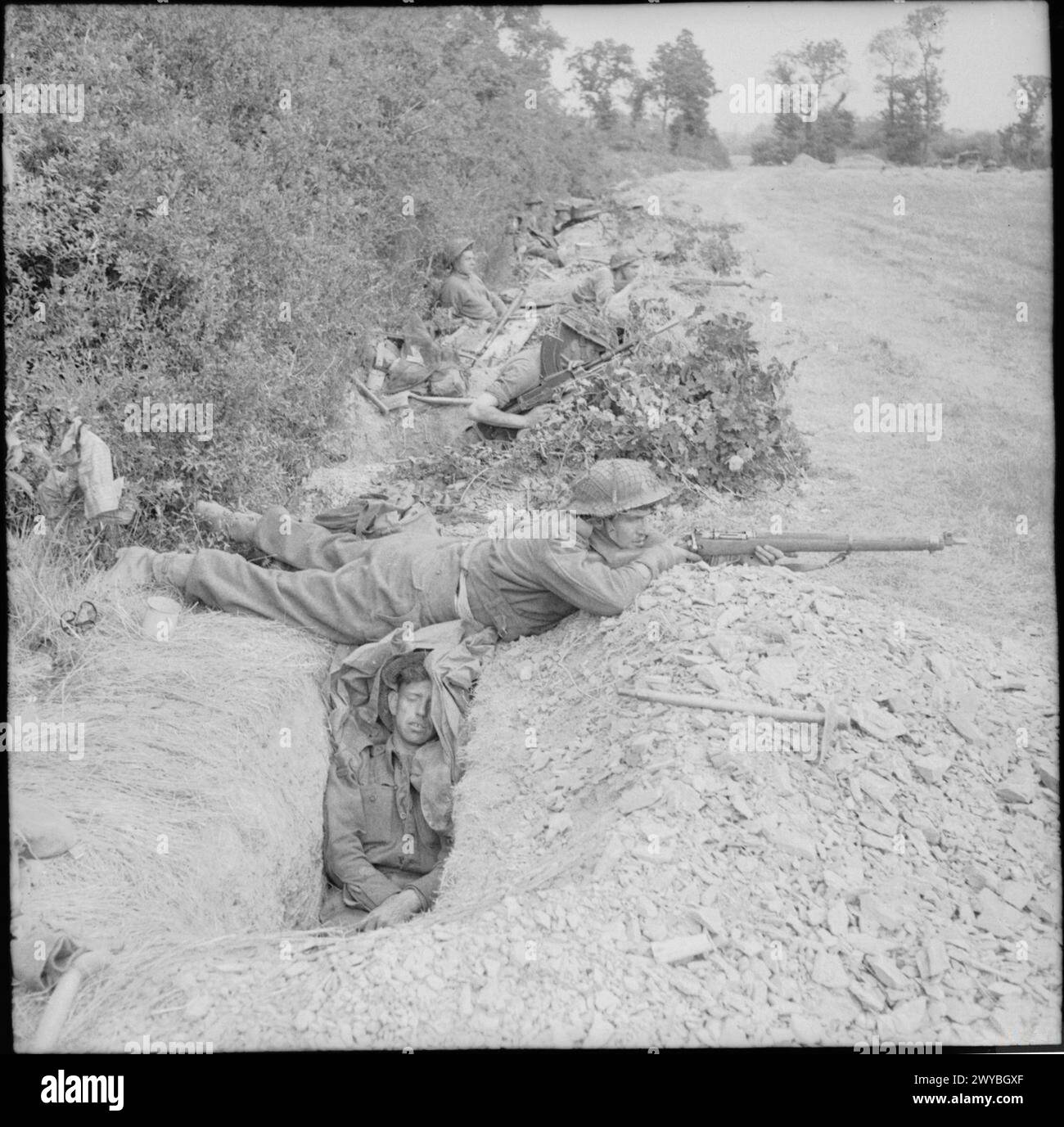 THE BRITISH ARMY IN THE NORMANDY CAMPAIGN 1944 - Infantry occupy slit ...