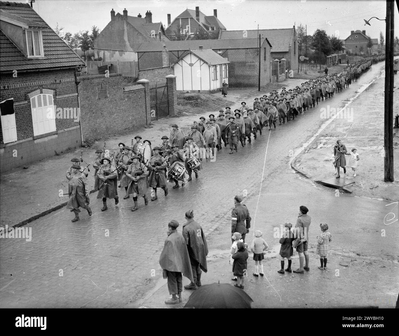 The 1st Battalion, Royal Irish Fusiliers, marches through Gavrelle near ...