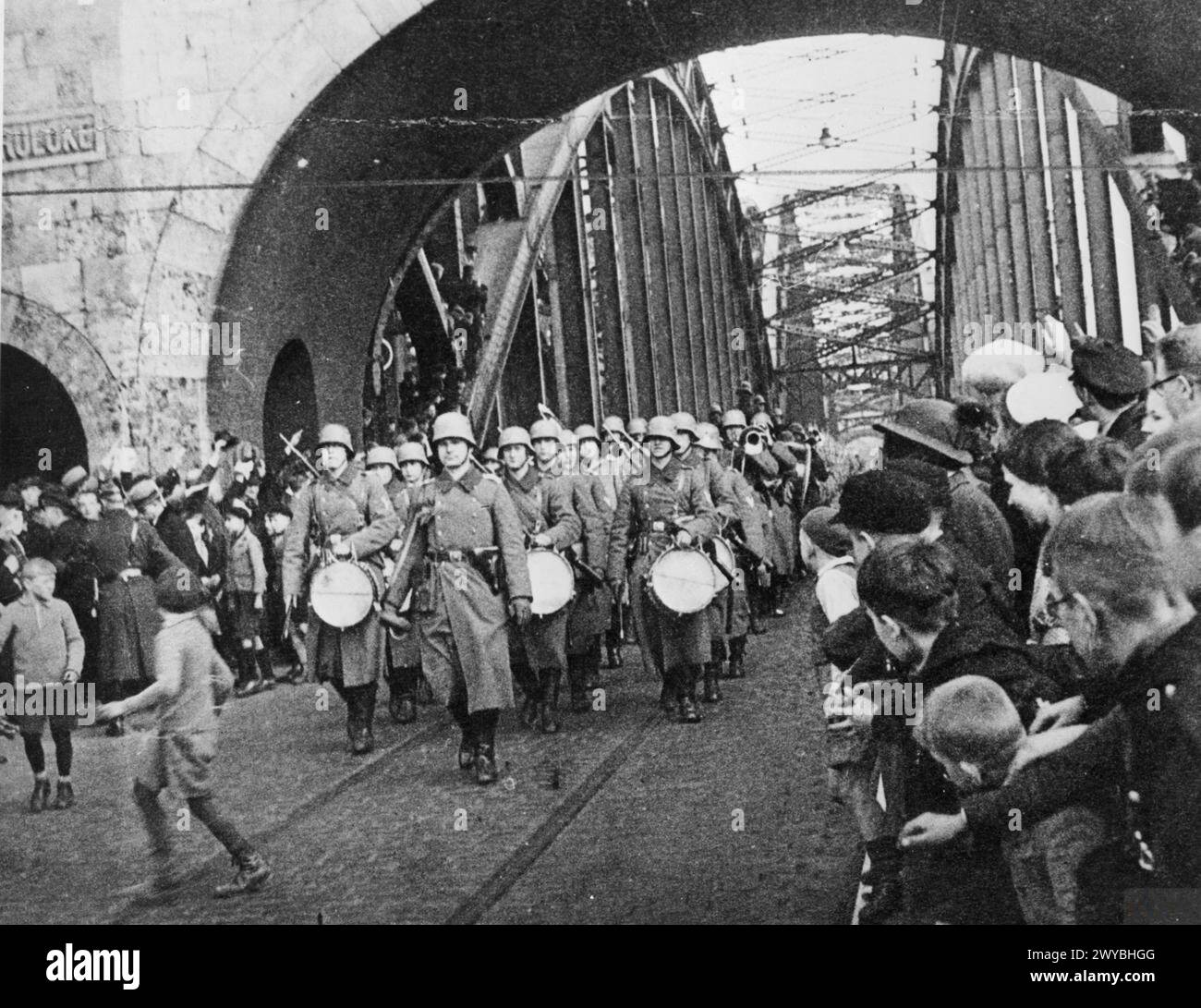 German infantry march into the former Demilitarised Zone of the ...