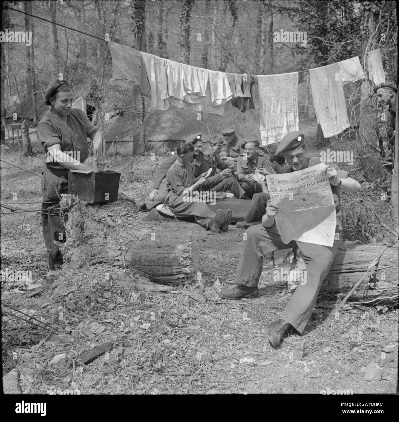 World war ii soldiers relax hi-res stock photography and images - Alamy