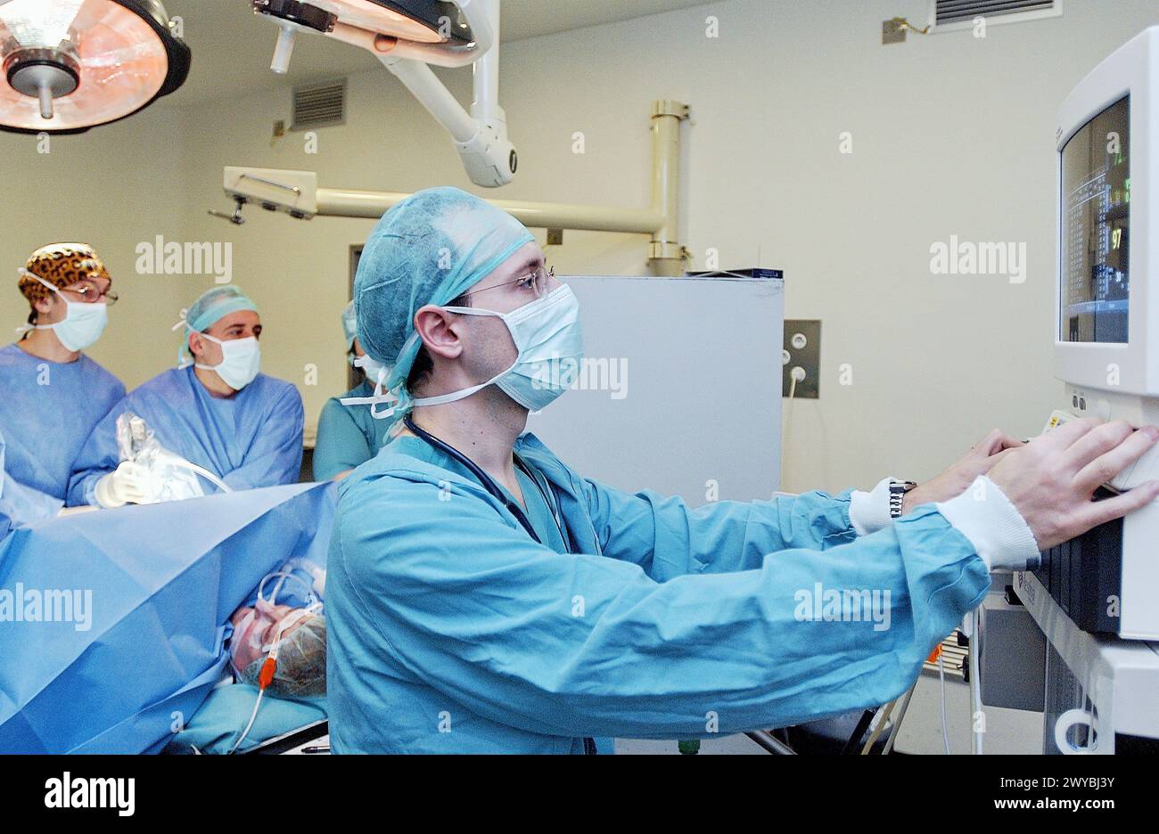 Surgeons at laparoscopy operating room of hospital Stock Photo - Alamy