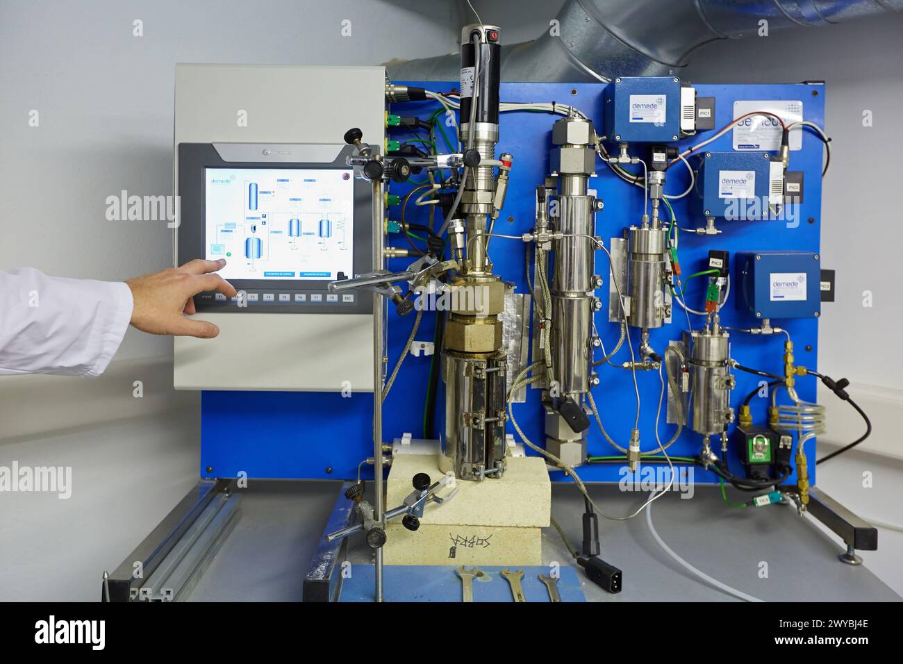 Obtaining oils from biomass hi-res stock photography and images - Alamy