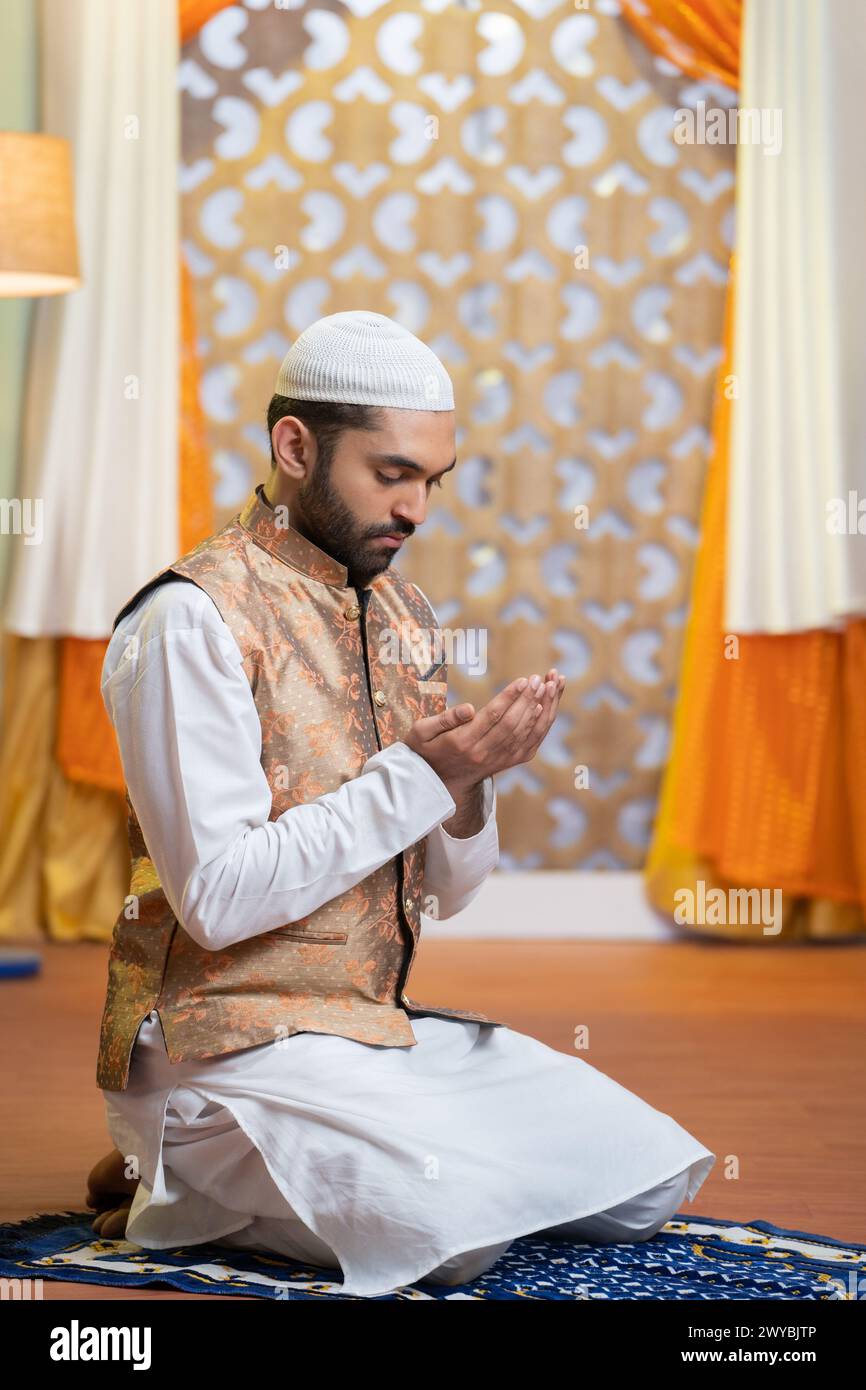 Doing namaz hi-res stock photography and images - Alamy