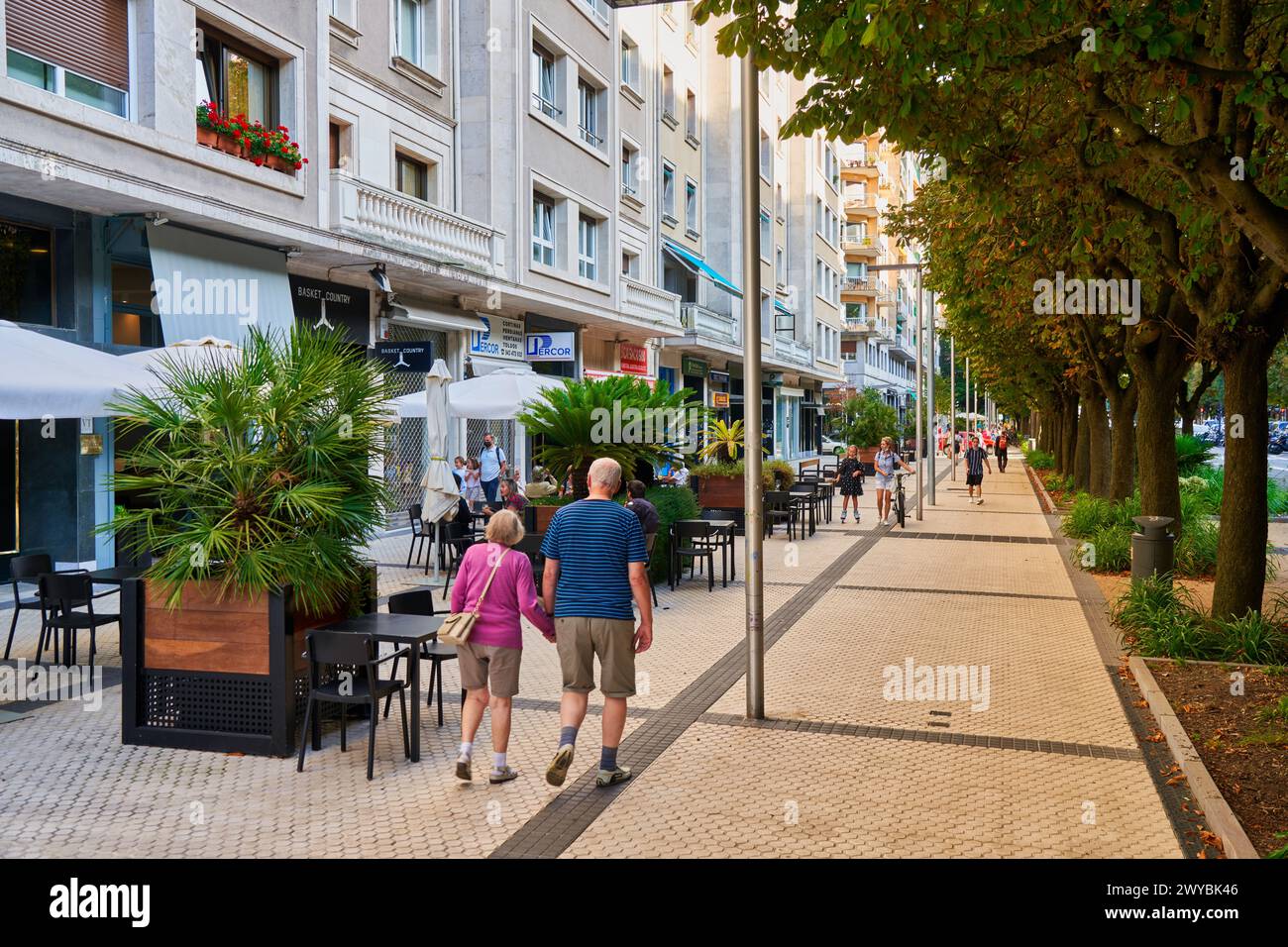Ciudadanos paseando en la Avenida Sancho el Sabio, Barrio Amara ...