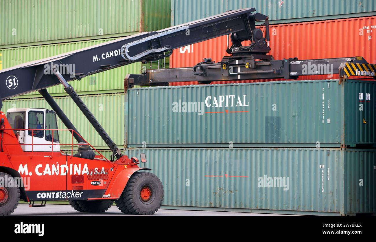 Terminal containers port bilbao hi-res stock photography and images - Alamy