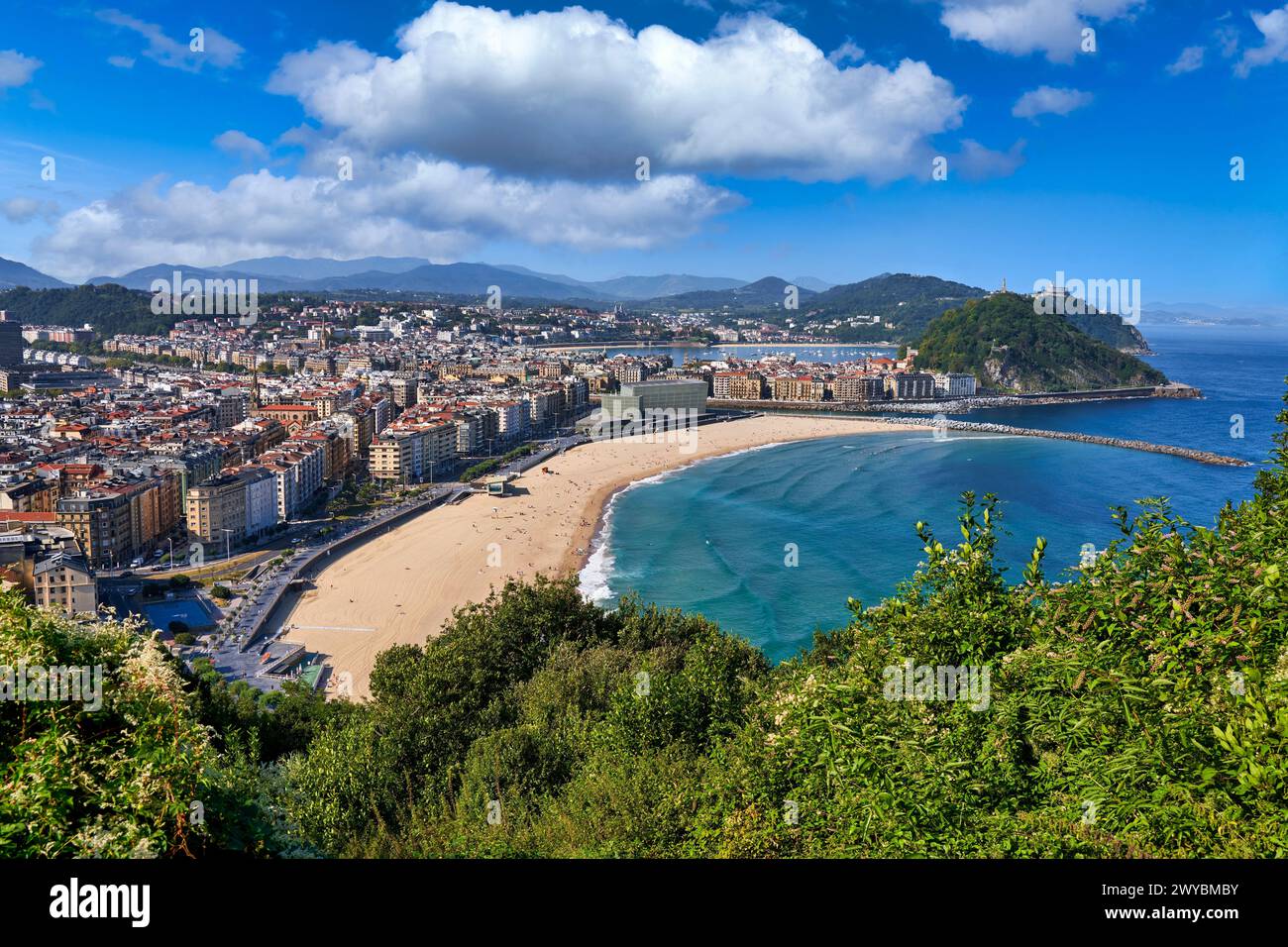 Vista de la ciudad de Donostia desde el Monte Ulia, En primer plano la ...