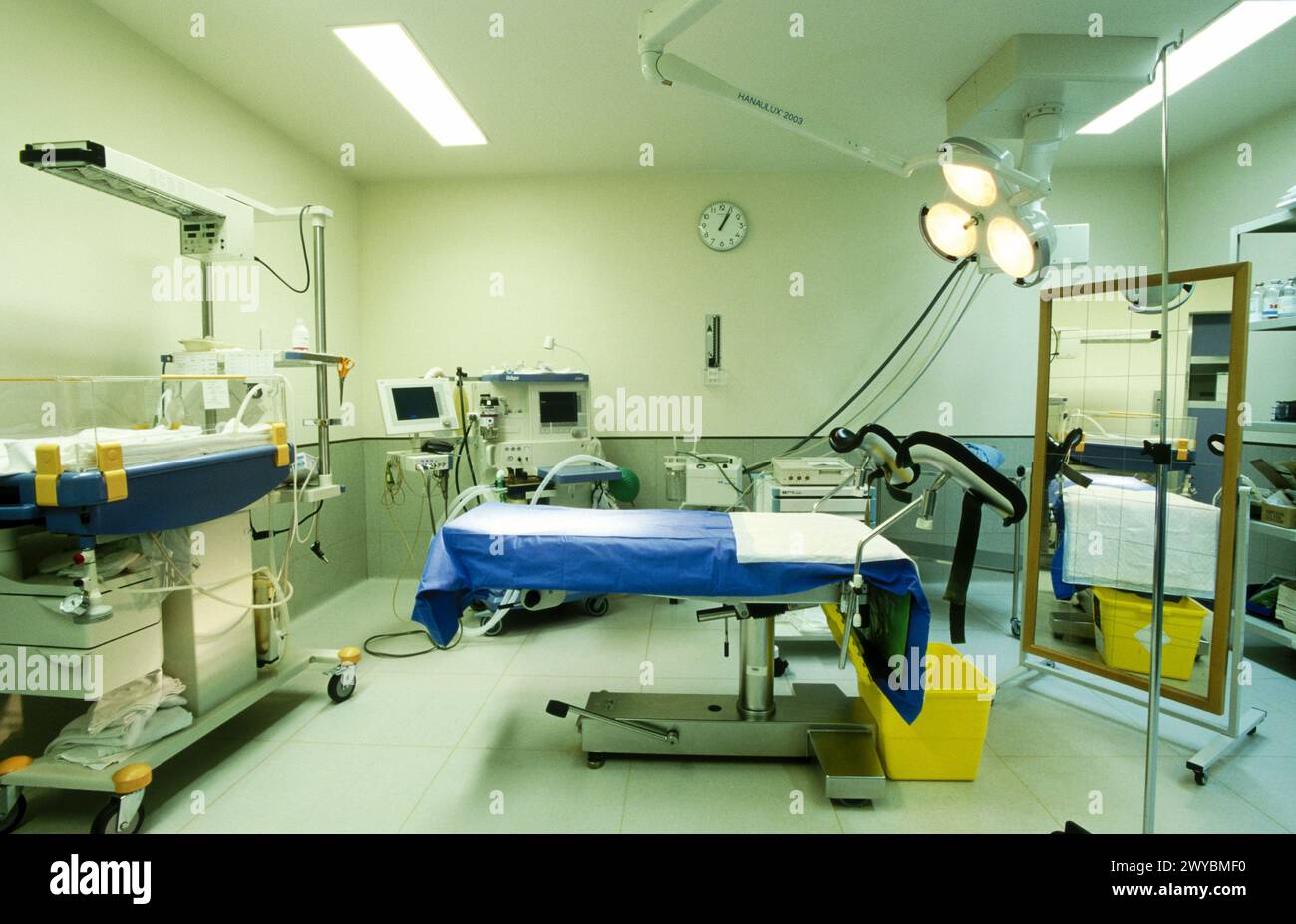 Midwifery surgical instruments hi-res stock photography and images - Alamy