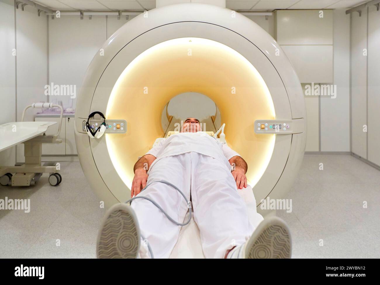 MRI scan, NMR (Nuclear Magnetic Resonance), medical imaging for diagnosis, Hospital Donostia ...