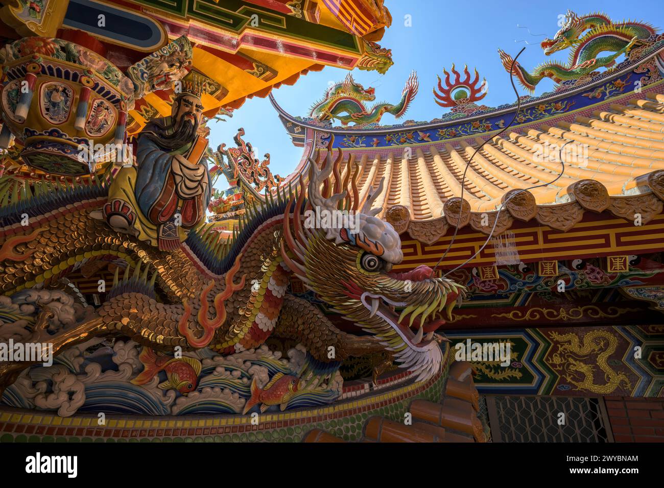 Majestic dragon statue atop a temple roof Stock Photo - Alamy