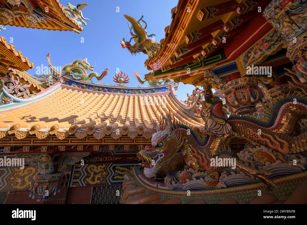 Majestic dragon statue atop a temple roof Stock Photo - Alamy