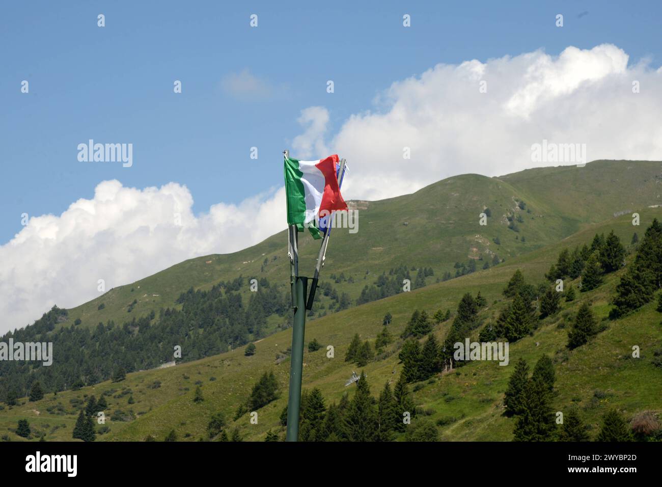 ALPI, ALPS, PASSO DEL TONALE, BANDIERA ITALIANA, FLAG, MONTAGNA the ...