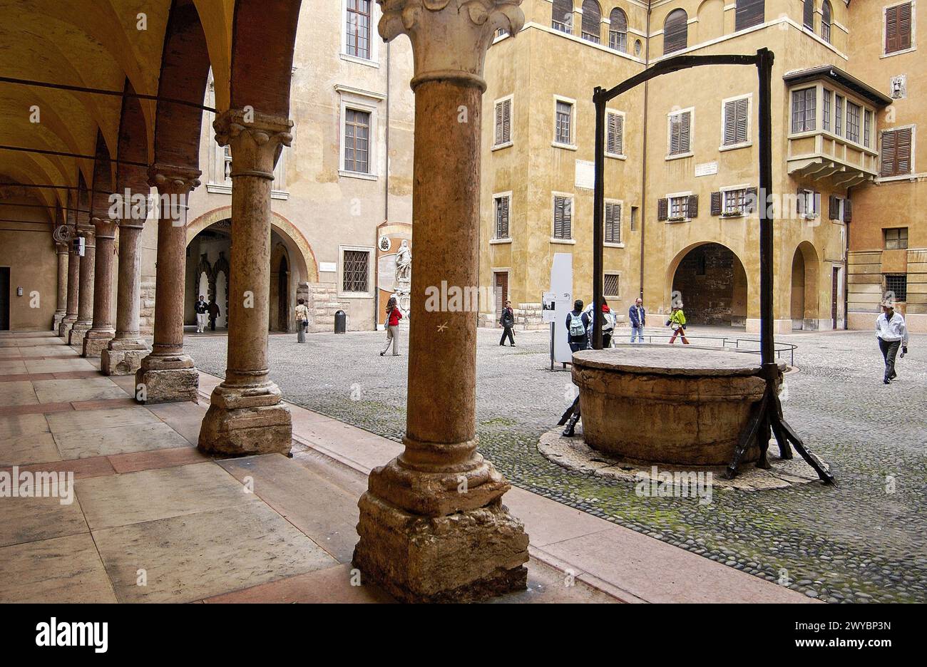 Palaces of verona hi-res stock photography and images - Alamy