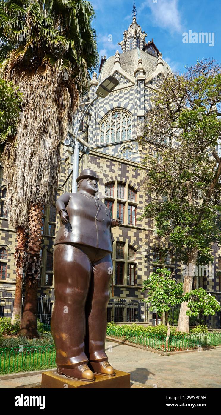 "Hombre vestido" Sculpture Fernando Botero, Palacio de la Cultura ...